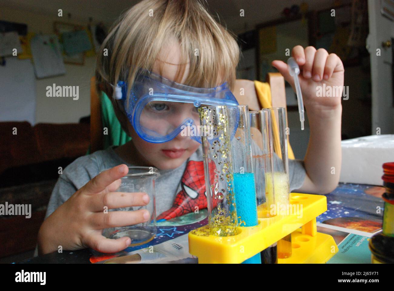 Childrens science experiment hi-res stock photography and images - Alamy