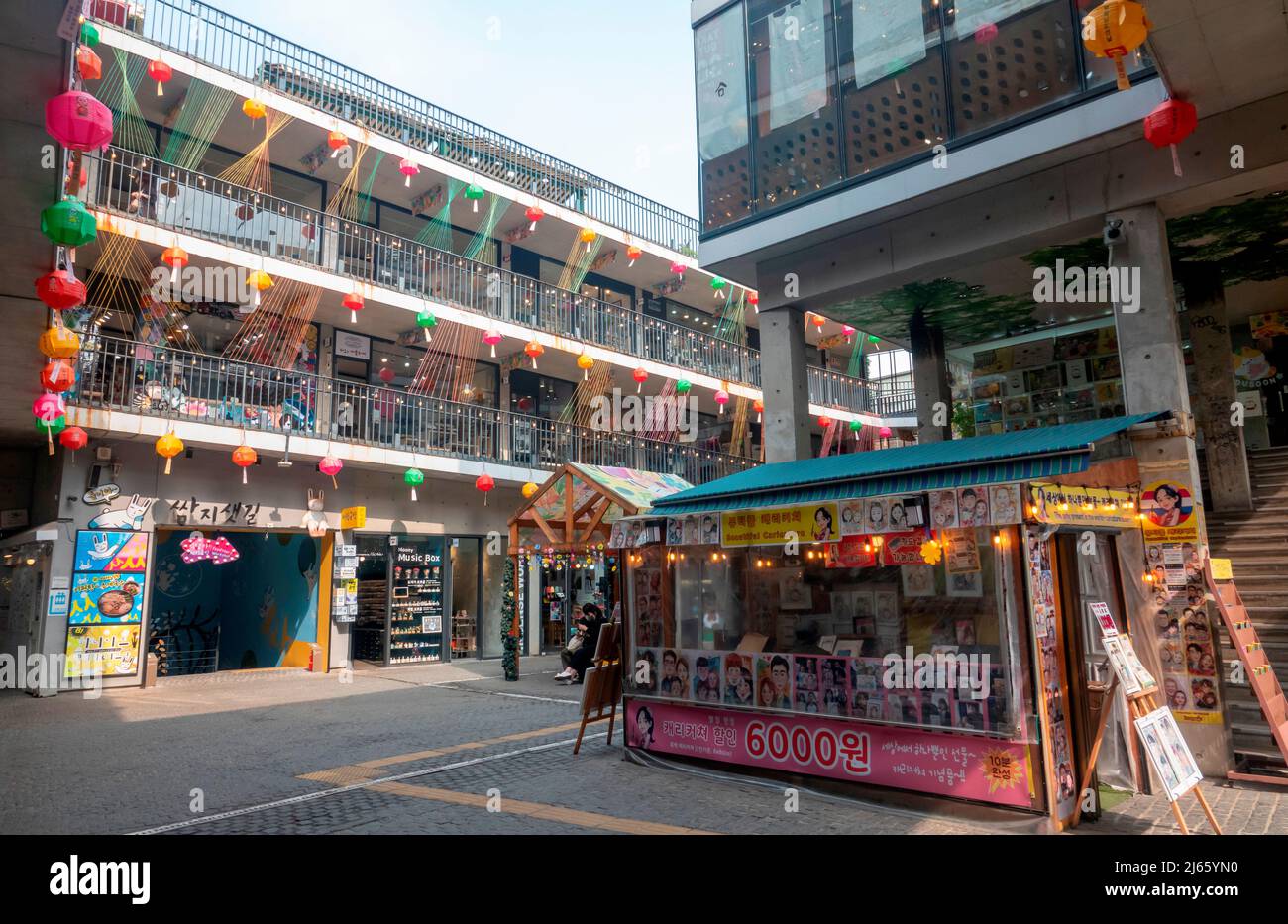 Insadong, April 21, 2022 : The Insadong street in Seoul, South Korea ...