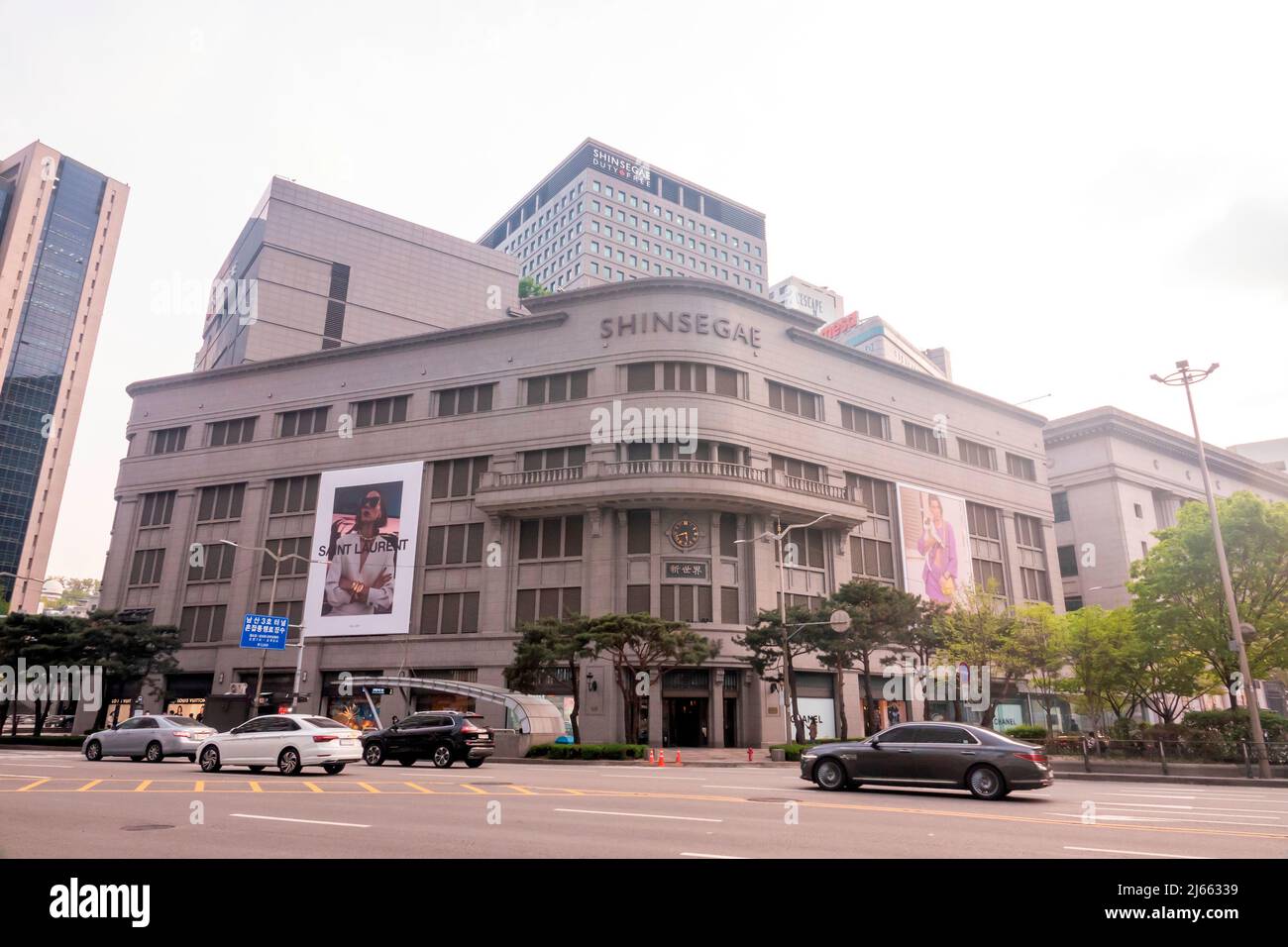 Shinsegae Department Store, April 21, 2022 : The head shop of Shinsegae ...