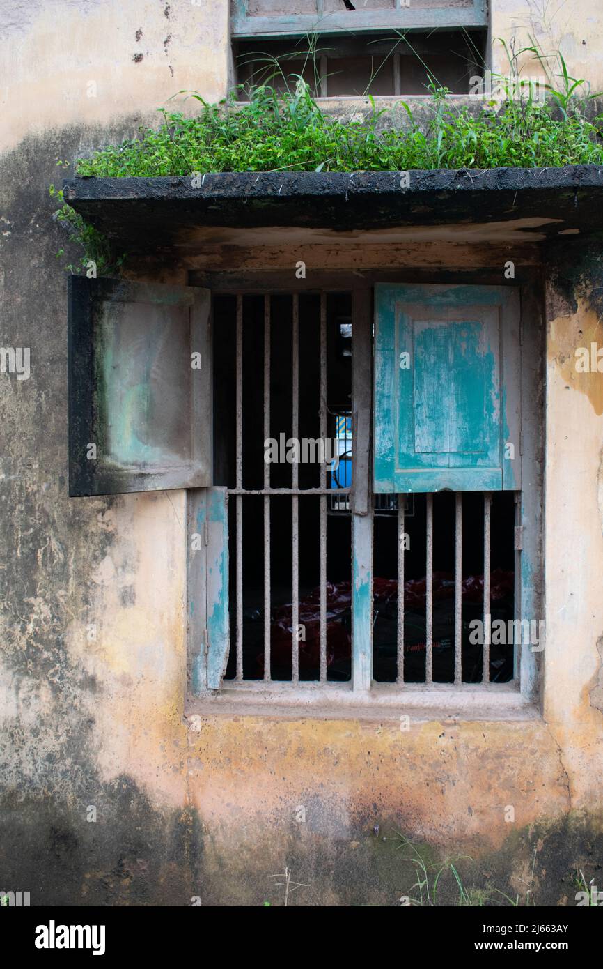 Old fashioned windows of an old building Stock Photo - Alamy