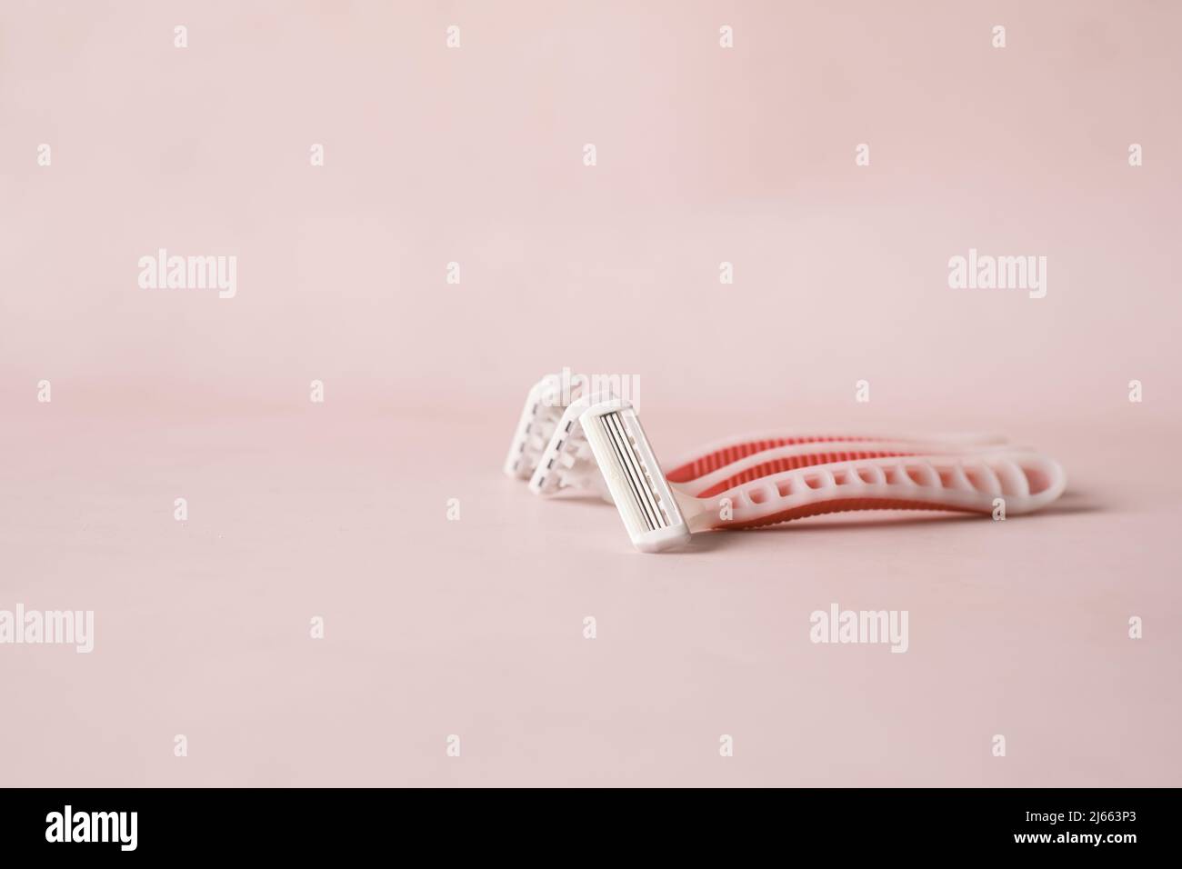 Razor on table hi-res stock photography and images - Alamy