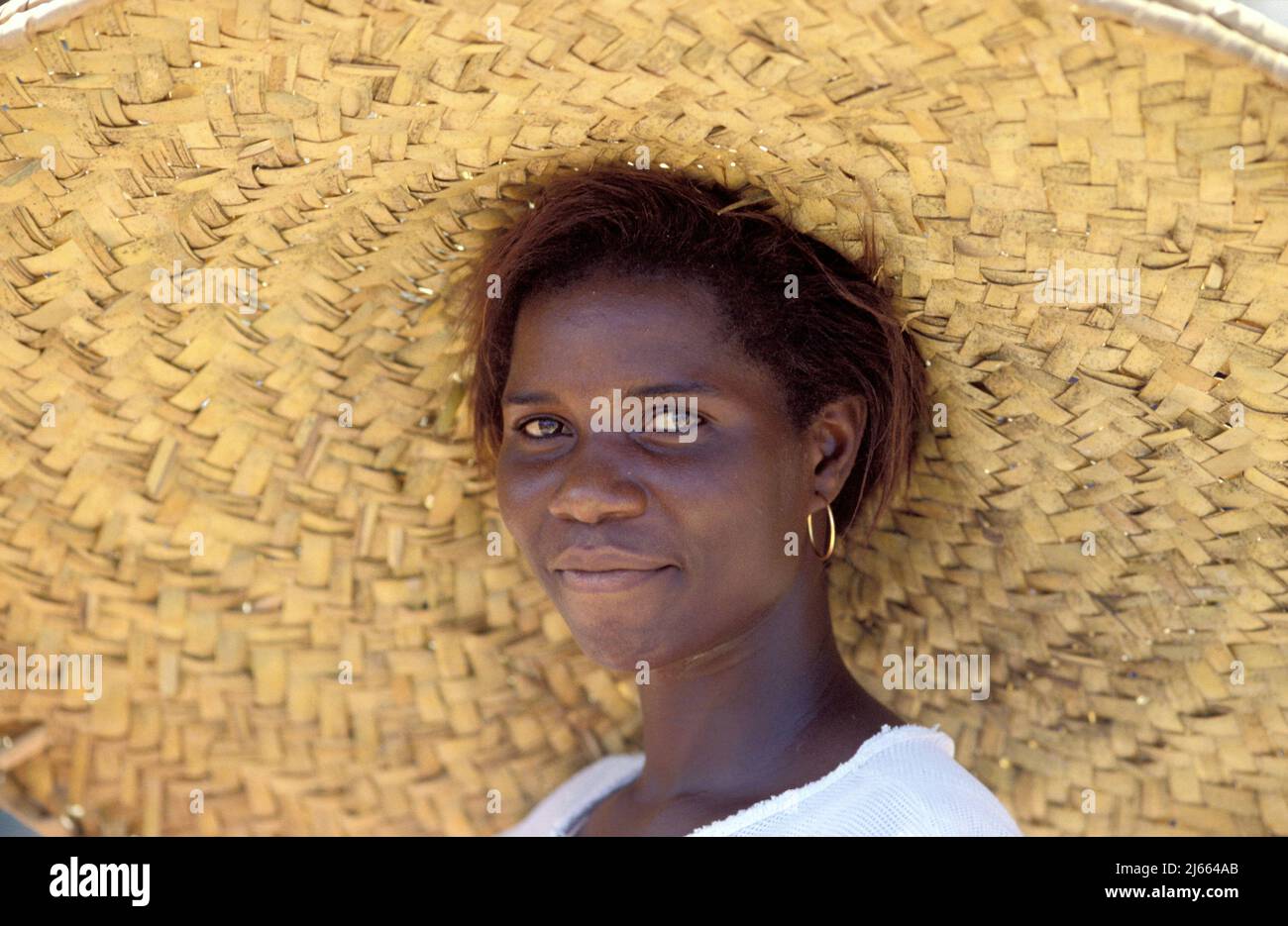 Ghana; portrait of a woman wearing a straw hat Stock Photo - Alamy
