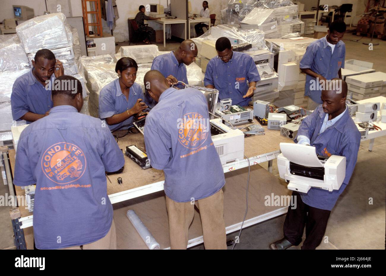 Ghana, Accra; people working on second-hand computers Stock Photo - Alamy