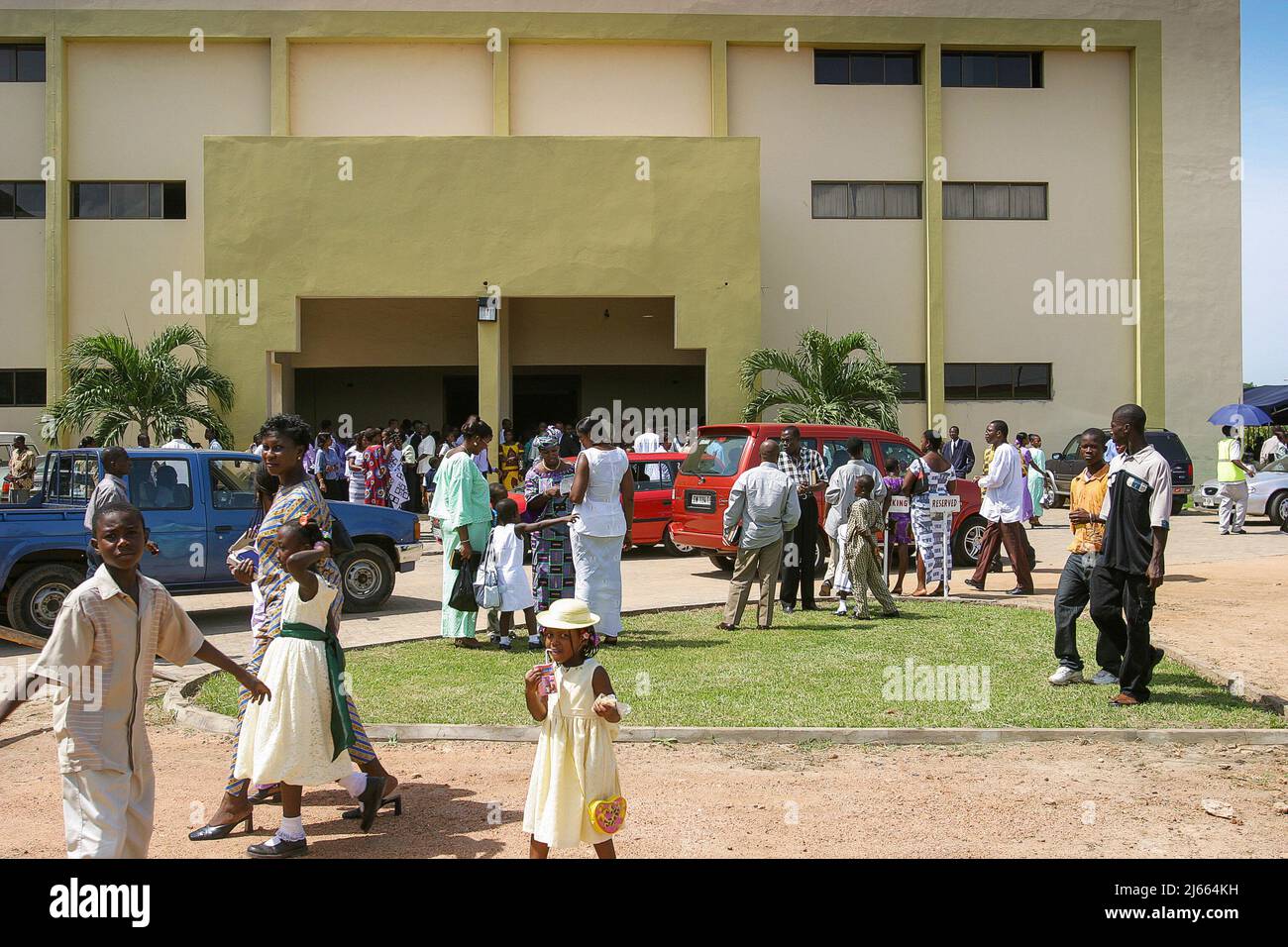 Africa ghana church people worship hi-res stock photography and images ...