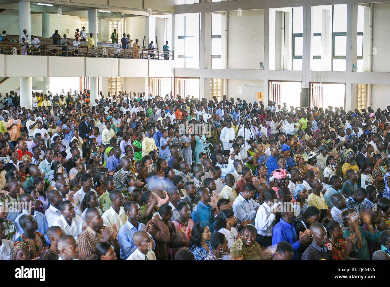 Africa ghana church people worship hi-res stock photography and images ...