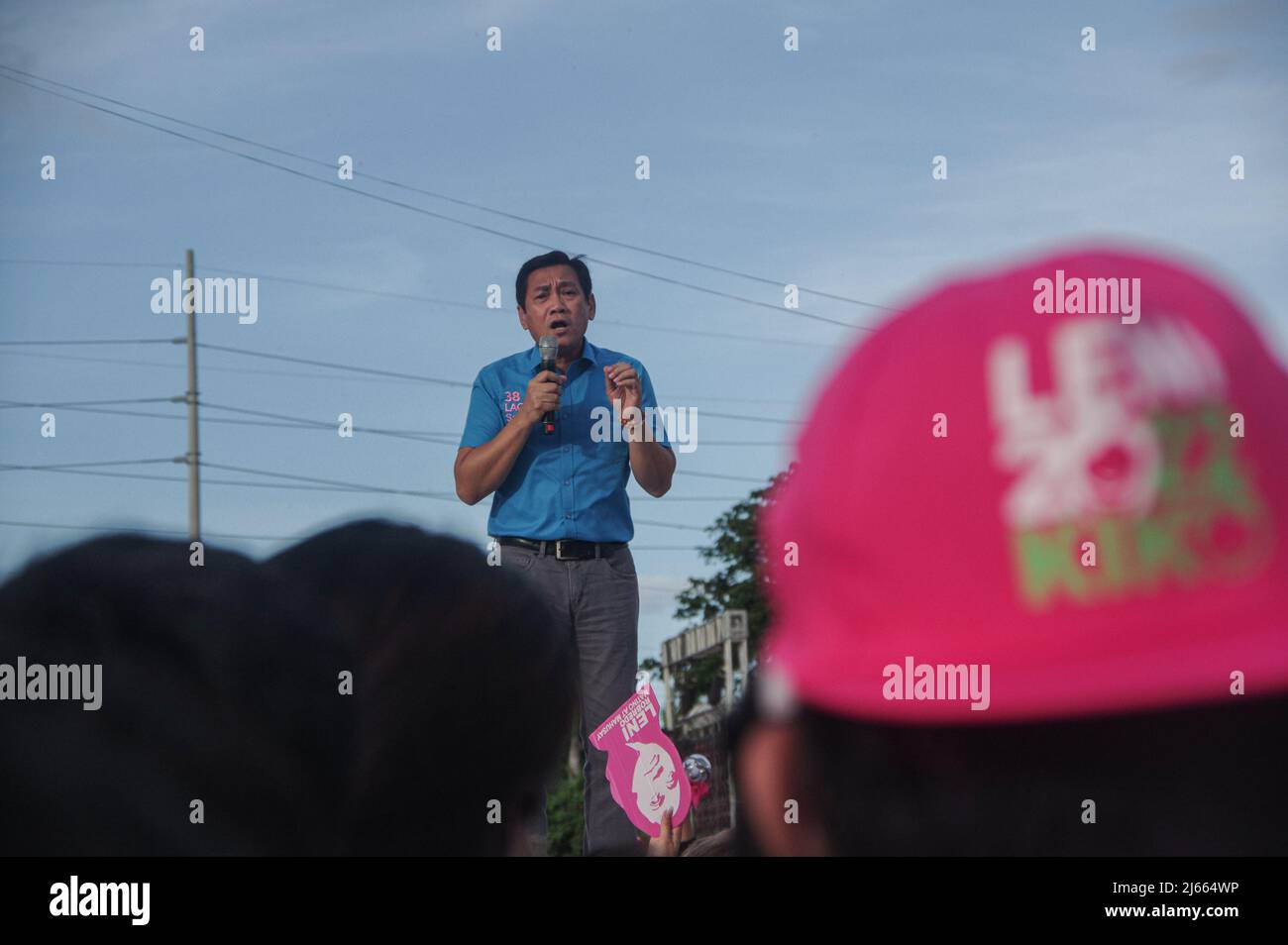 Senatorial candidate Alex Lacson addresses thousands supporters during ...