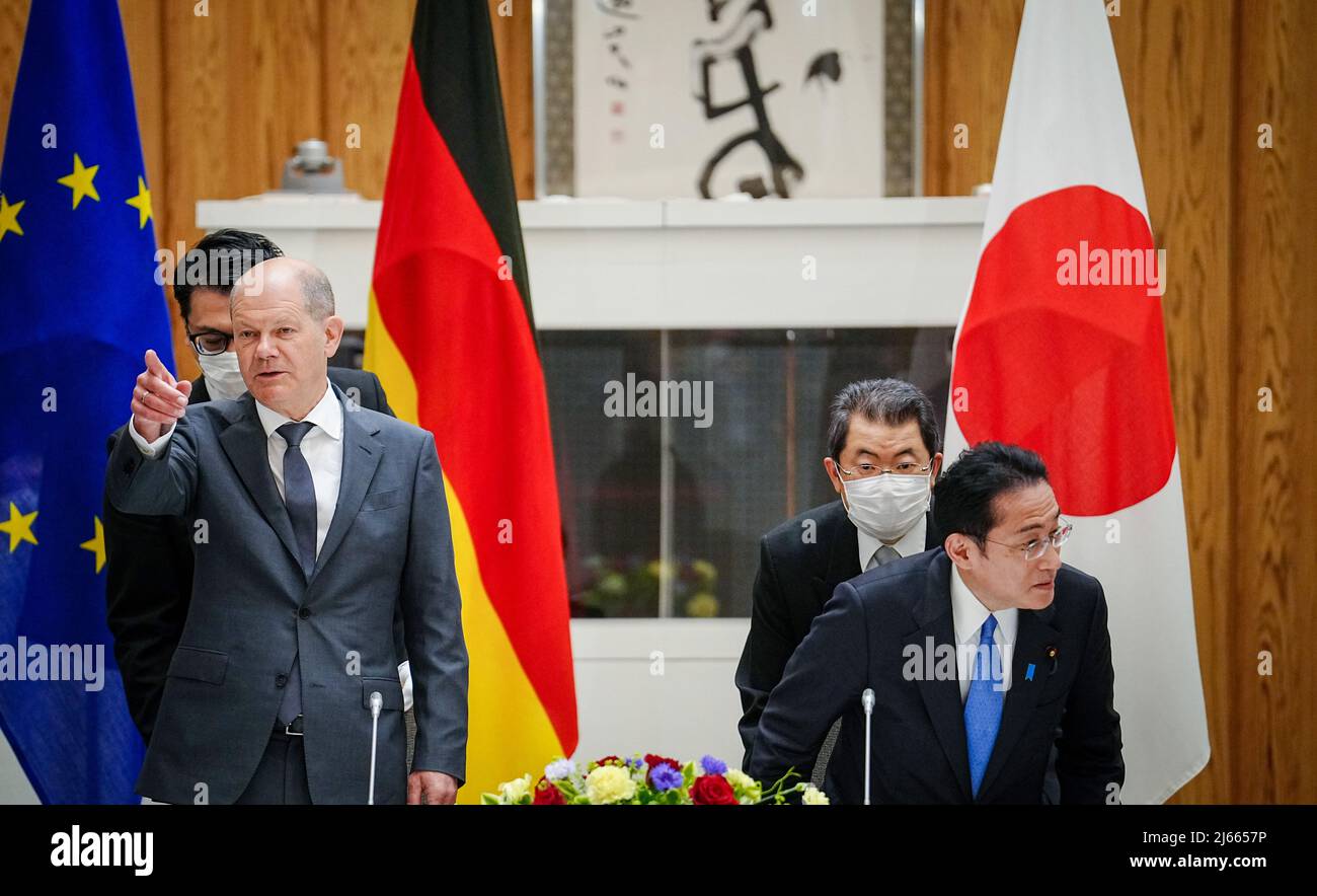 Tokio, Japan. 28th Apr, 2022. German Chancellor Olaf Scholz (front l ...