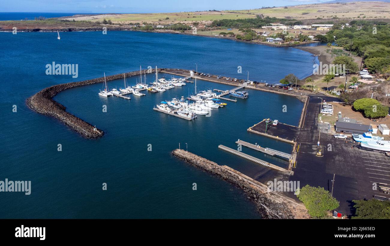 Small boat ocean from above hi-res stock photography and images - Alamy