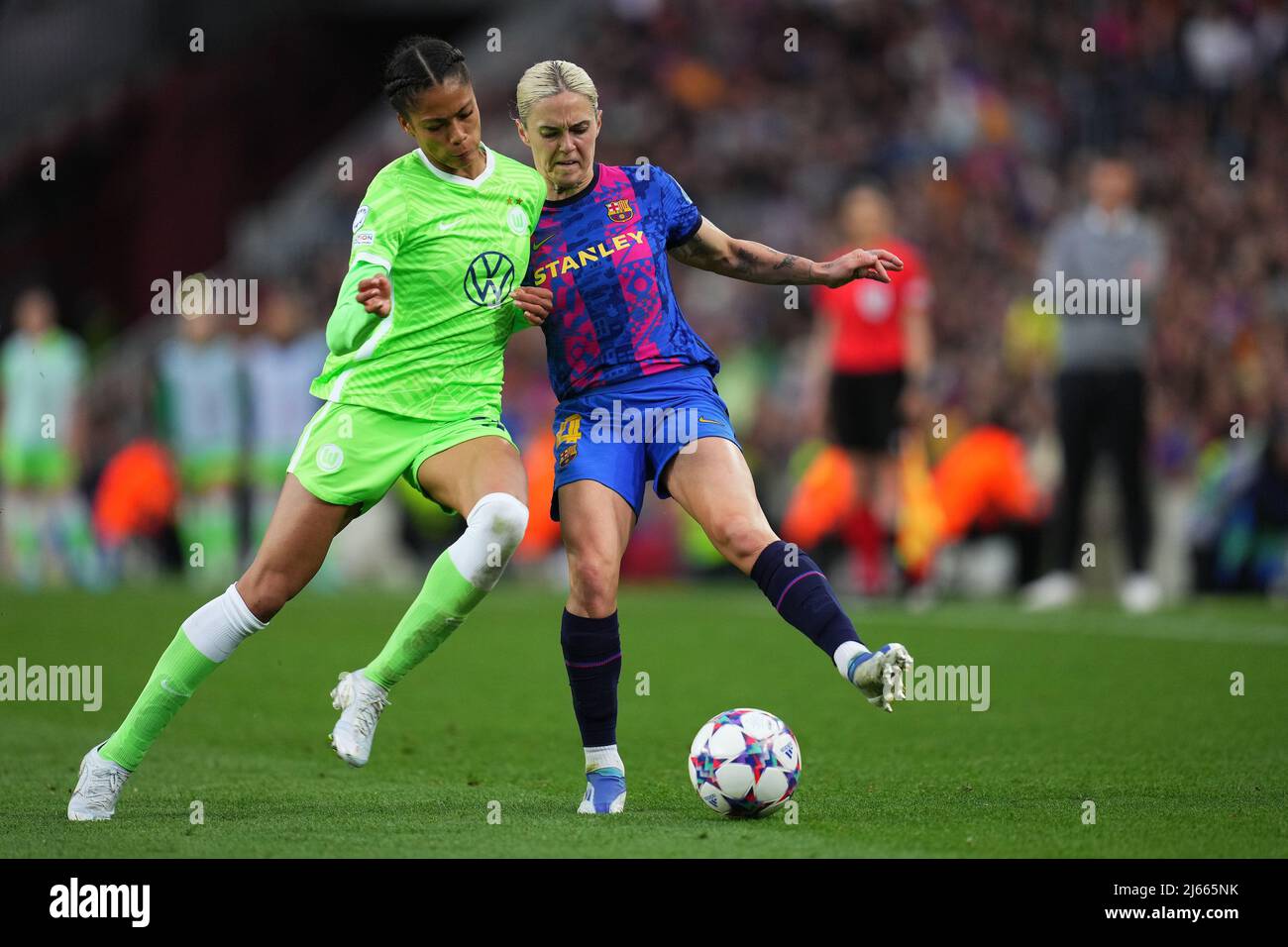 Turid Knaak of VFL Wolfsburg and Maria Mapy Leon of FC Barcelona during ...