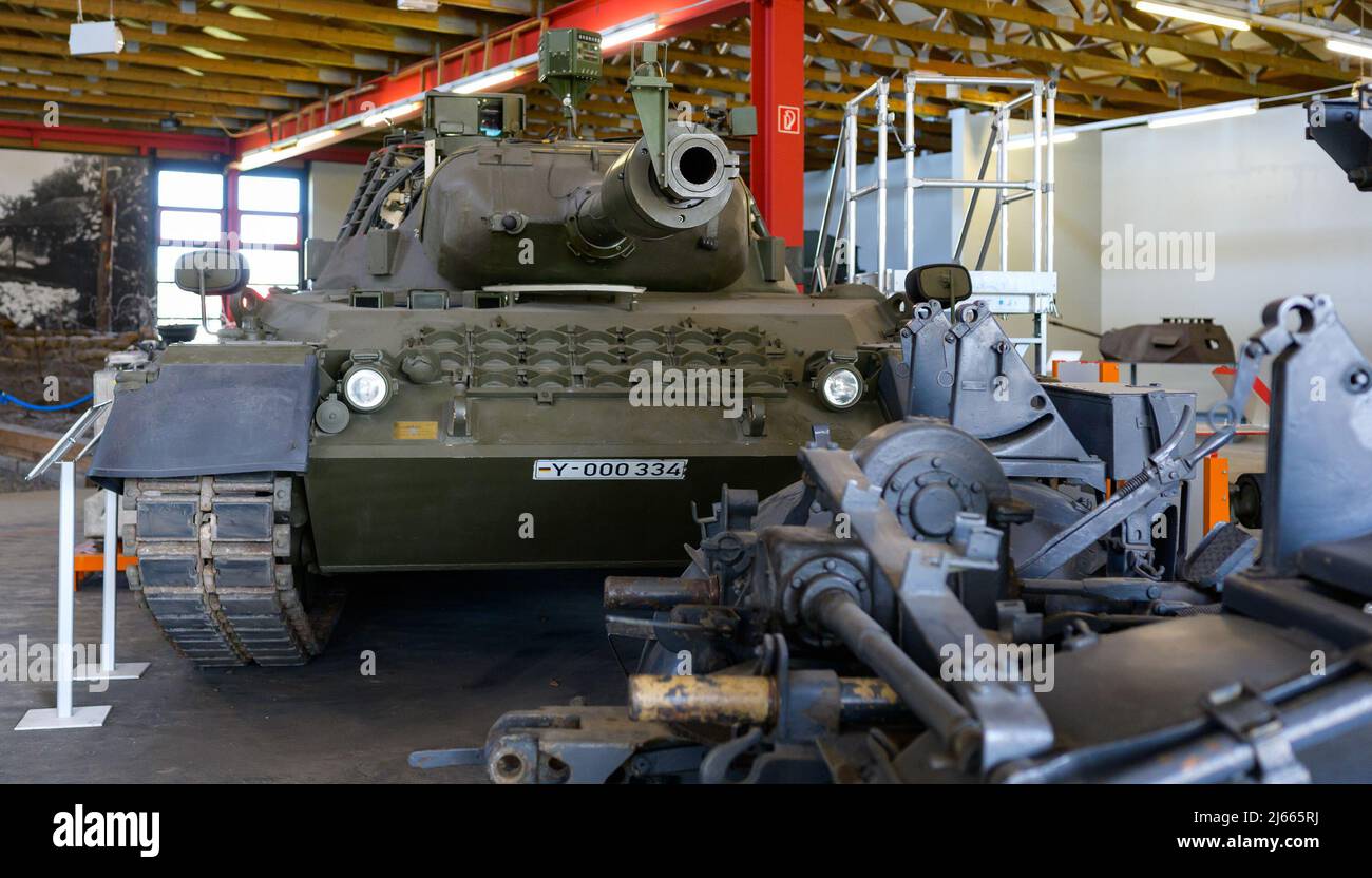 Munster, Germany. 28th Apr, 2022. A German Army Leopard 1A5 main battle ...