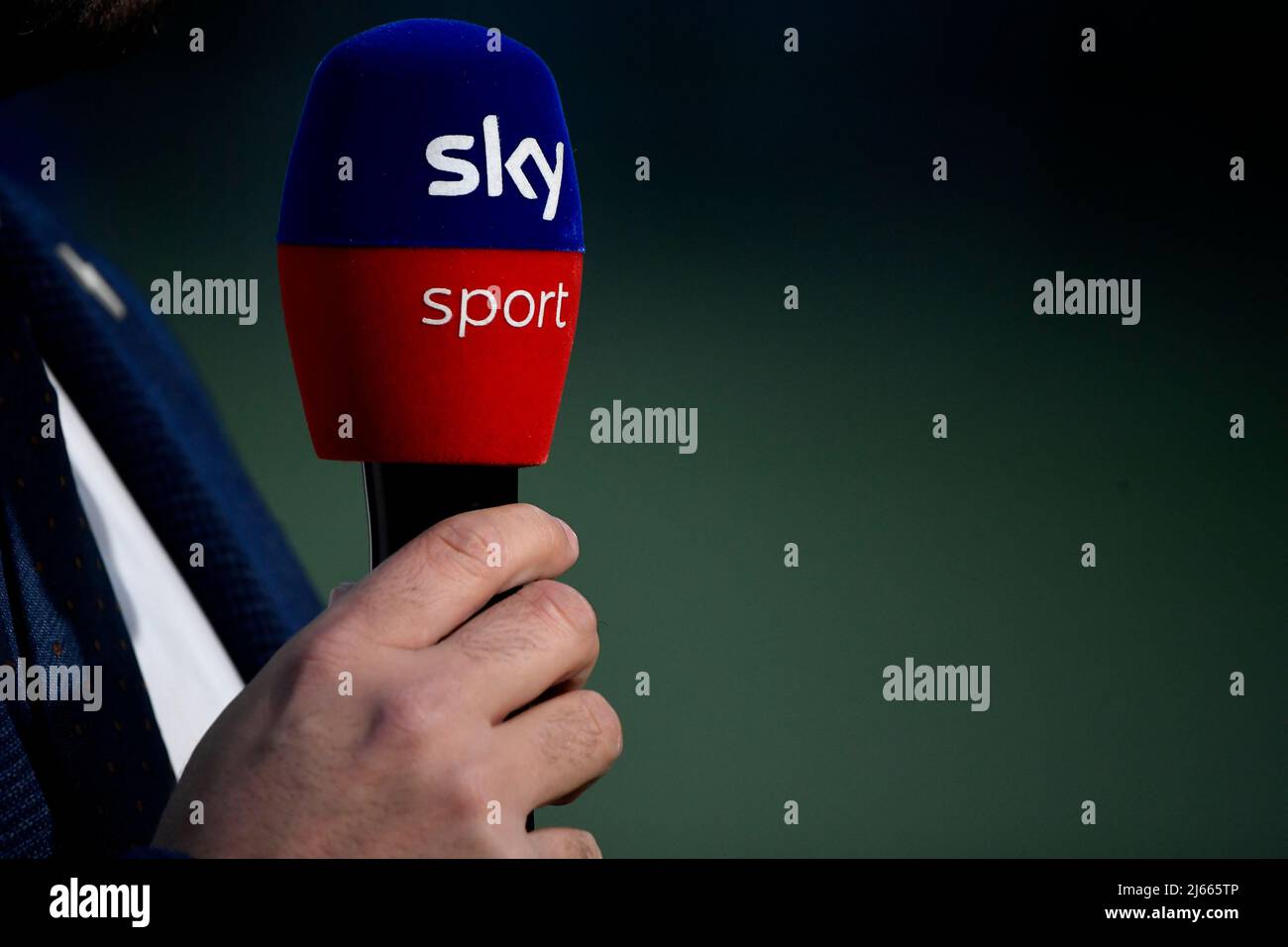 Tv journalist hi-res stock photography and images - Alamy