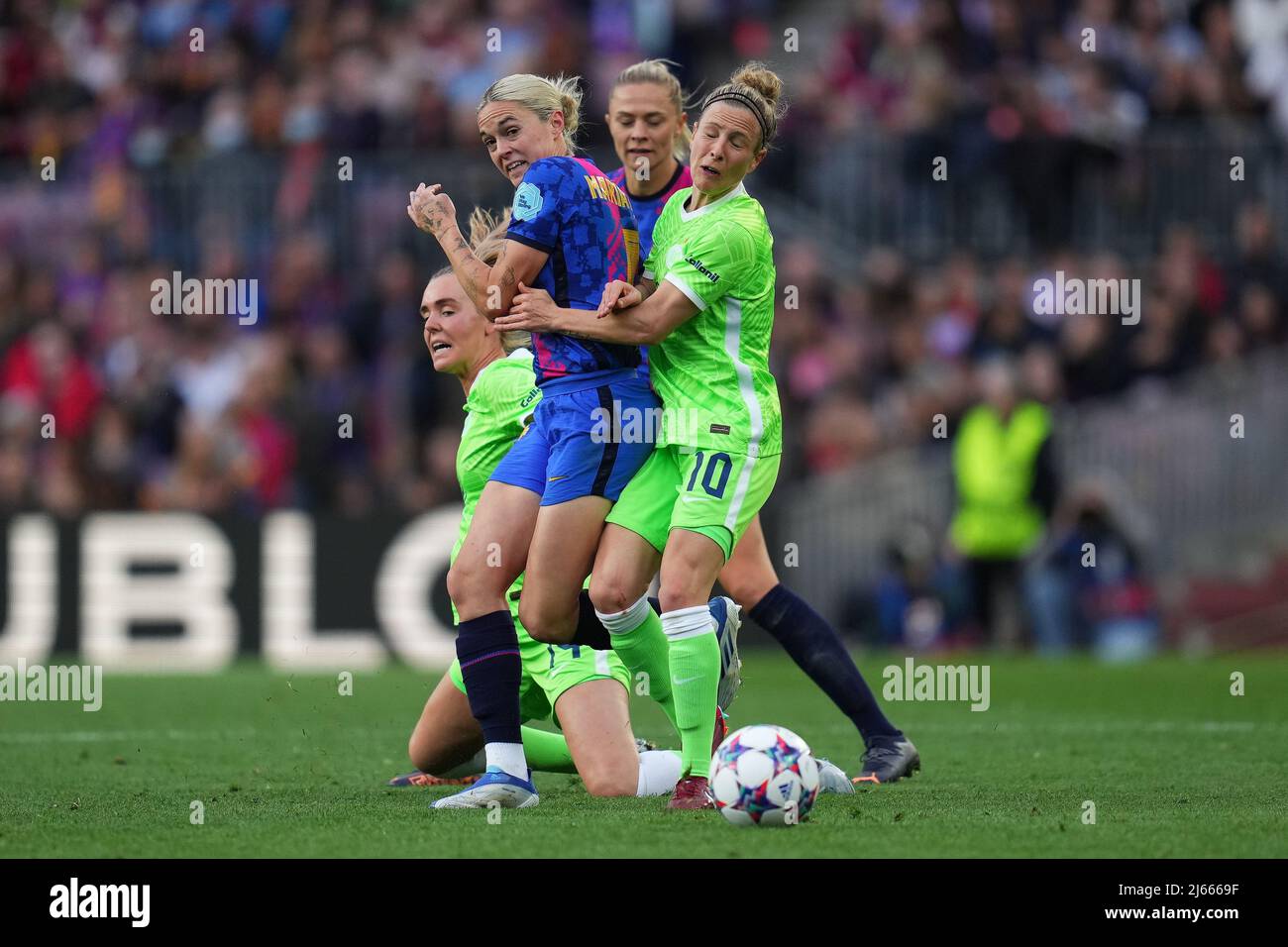 Maria Mapy Leon of FC Barcelona and Svenja Huth of VFL Wolfsburg during ...