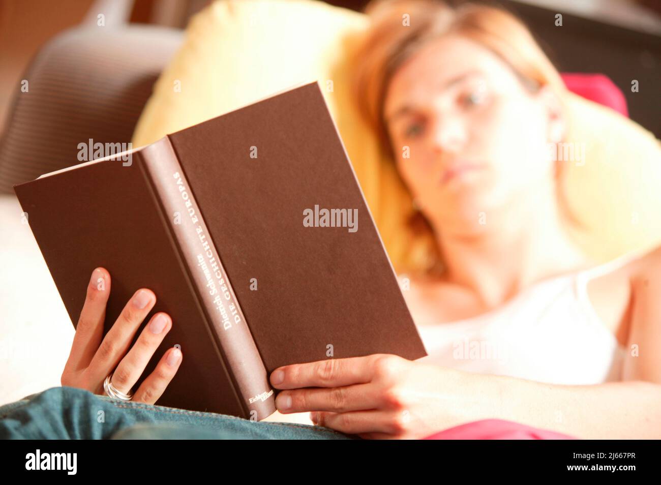 Donna reading hi-res stock photography and images - Alamy