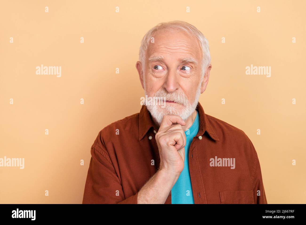 Photo of thinking old grey hairdo man look empty space wear brown shirt ...