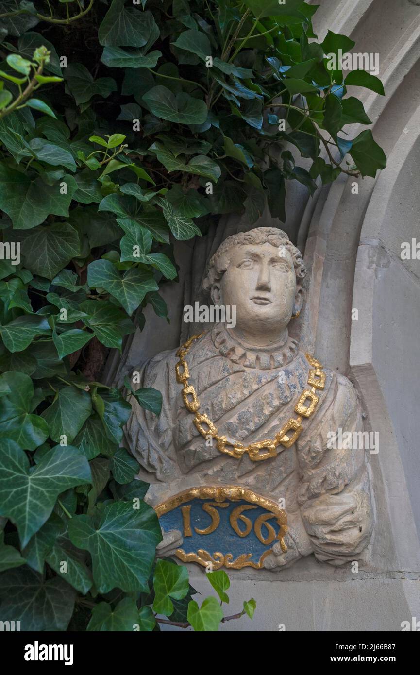 Portal mit einer Renaissanceskulptur als Schildhalter von 1566 ...