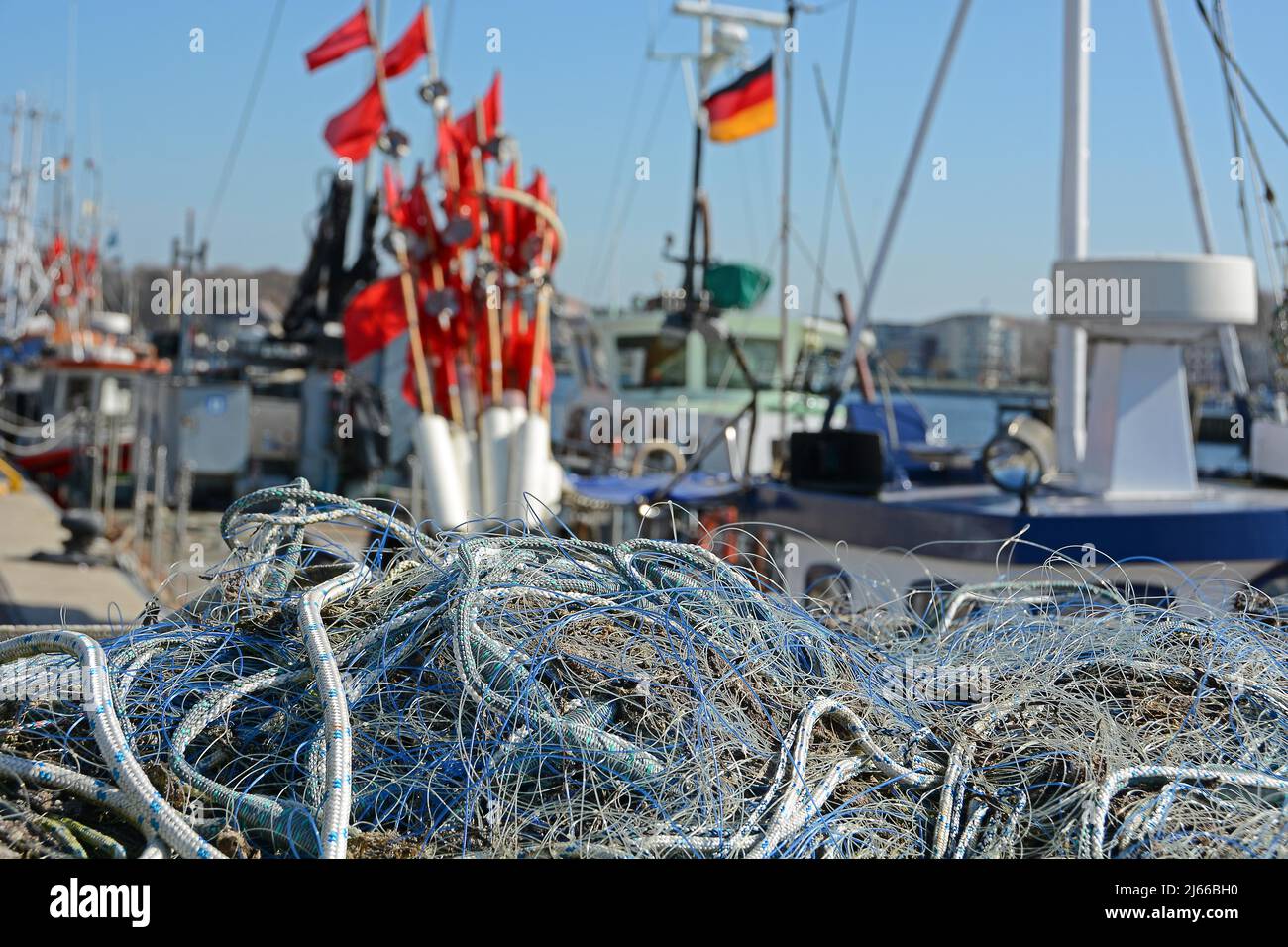 Fischernetze und Fischerfaehnchen im Fischereihafen Travemuende ...