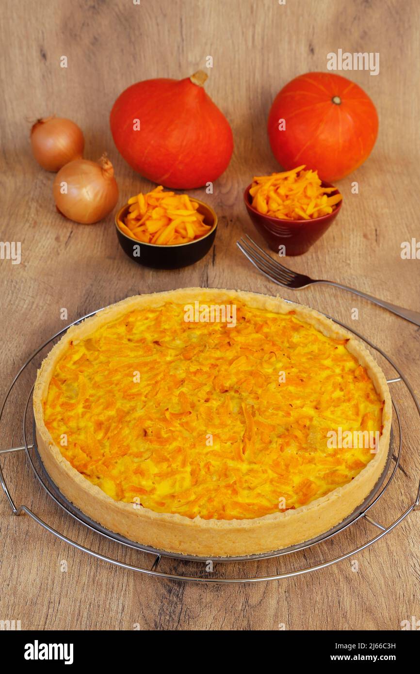 Schwaebische Kueche, deftiger Kuerbiskuchen auf Auskuehlgitter ...