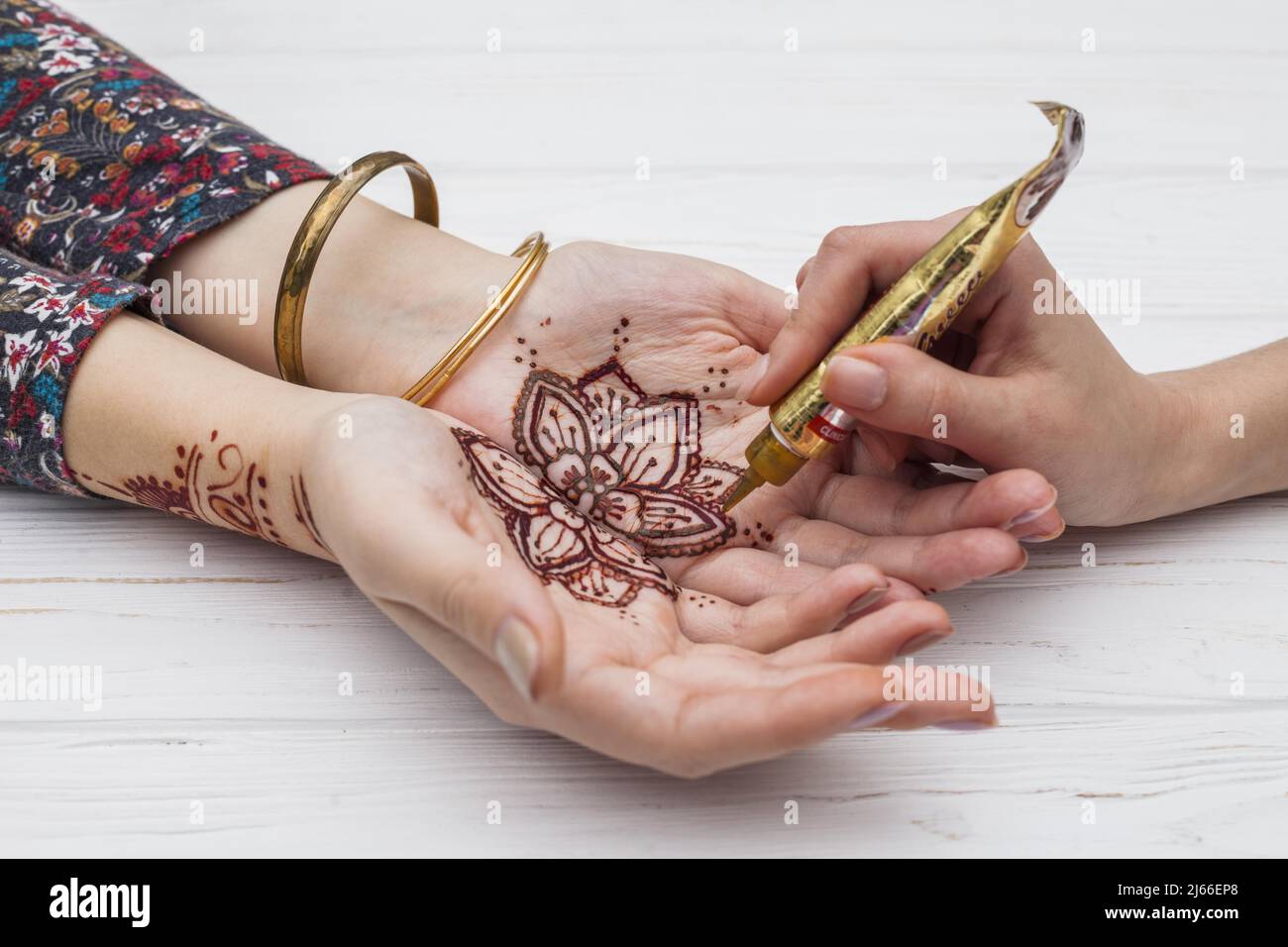 Artist making mehndi womans hands Stock Photo - Alamy
