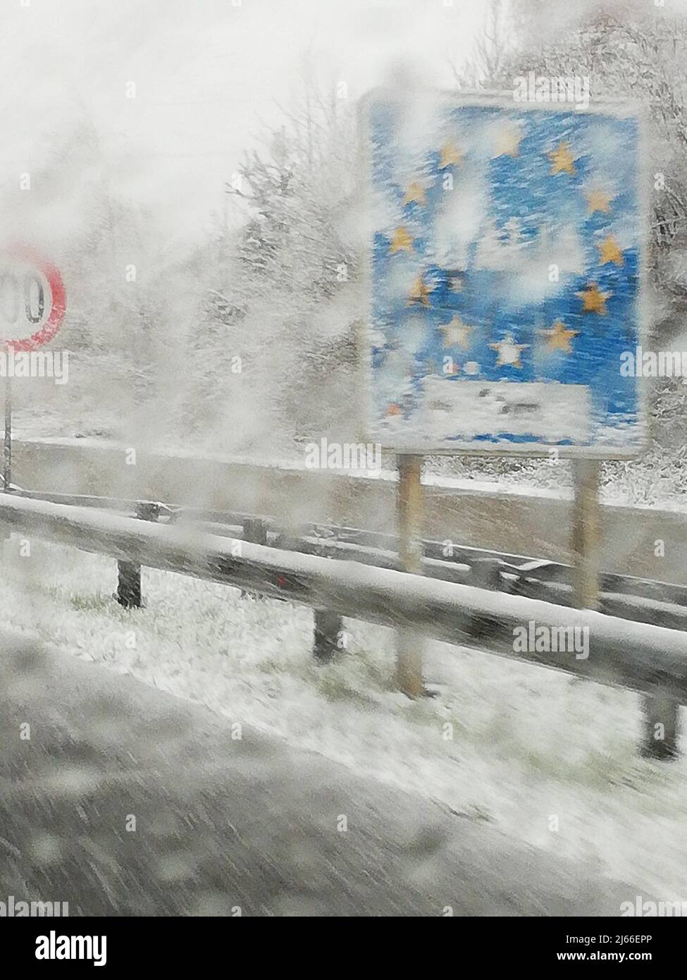 Grenzschild Italien im Schneesturm, Autobahn Kanaltal, E55, Friaul ...