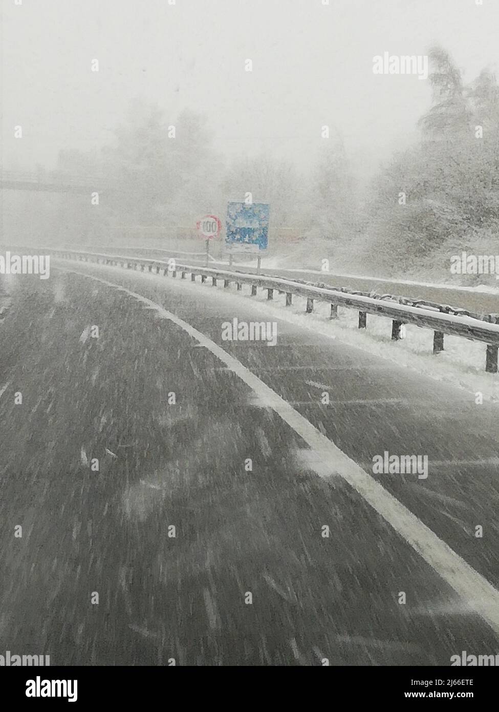 Grenzschild Italien im Schneesturm, Autobahn Kanaltal, E55, Friaul ...