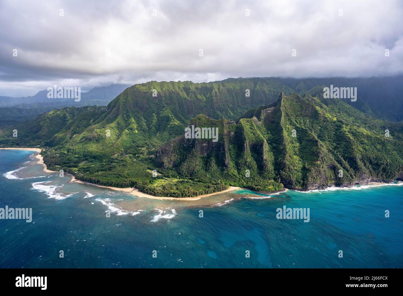 Luftaufnahme der Na Pali Coast und des Haena State Park, Kee Beach ...