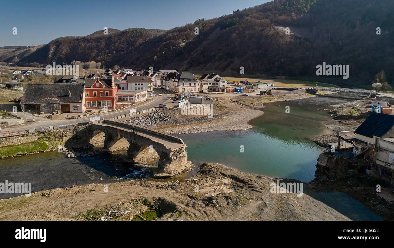 Rech nach der Flutkatastrophe mit der zerstoerten Nepomukbruecke. Rech ...