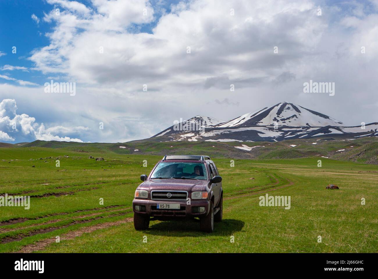 Fahrt mit Gelaendefahrzeug durch die Hochebene des Ktsia Tabatskuri ...