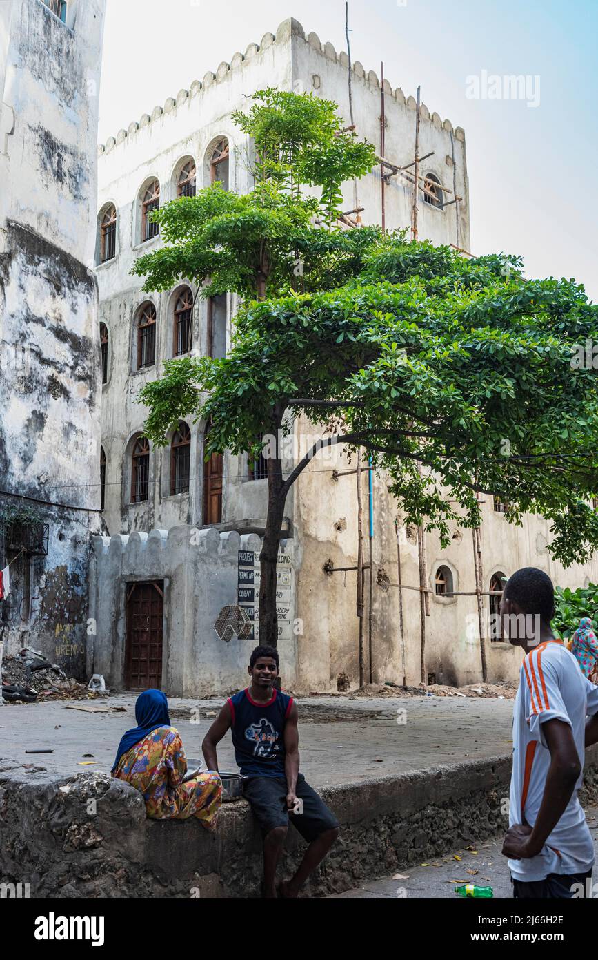 Menschen auf Platz in Stone Town, UNESCO Weltkulturerbe, Altstadt ...