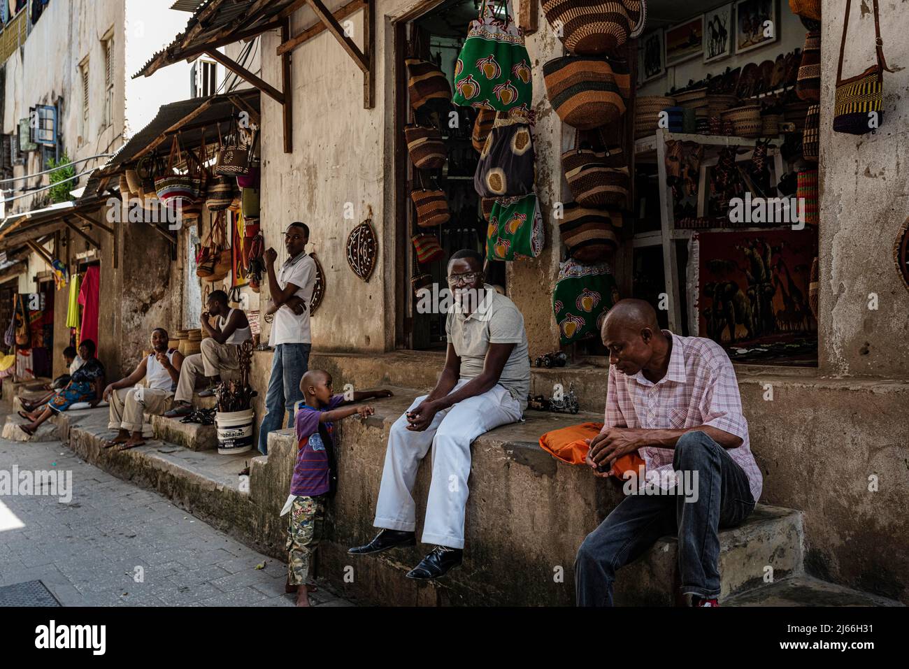 Laeden, Menschen sitzen auf Stufen, Gasse, Stone Town, UNESCO ...