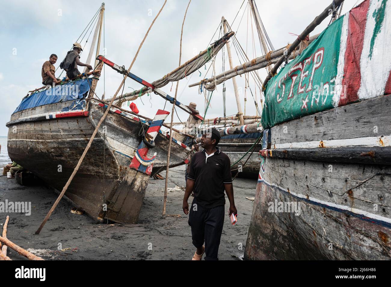 Fischer und Fischerboote im Fischereihafen, Stone Town, Unguja ...