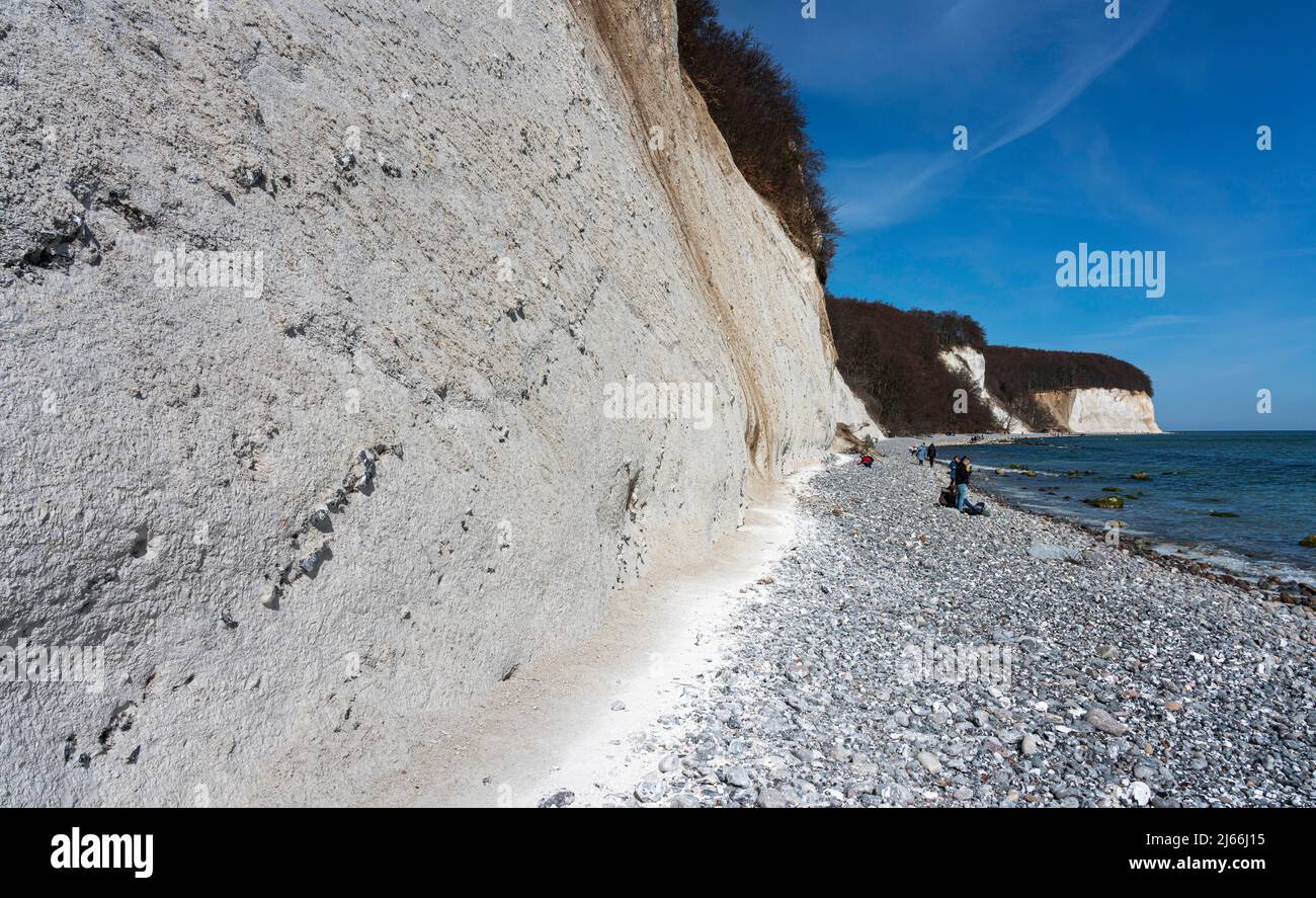 Touristen und Wanderer an den Kreidefelsen der Piratenschlucht in ...