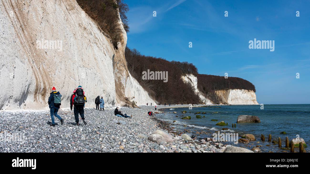 Touristen und Wanderer an den Kreidefelsen der Piratenschlucht in ...