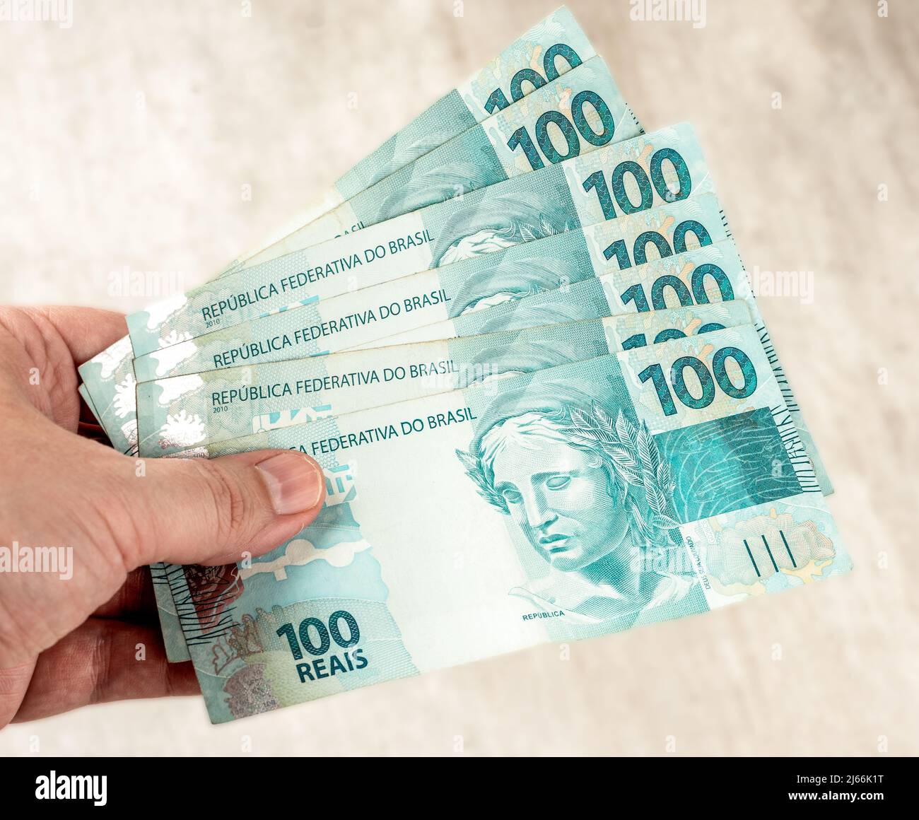Hand holding hundred brazilian real bills Stock Photo - Alamy