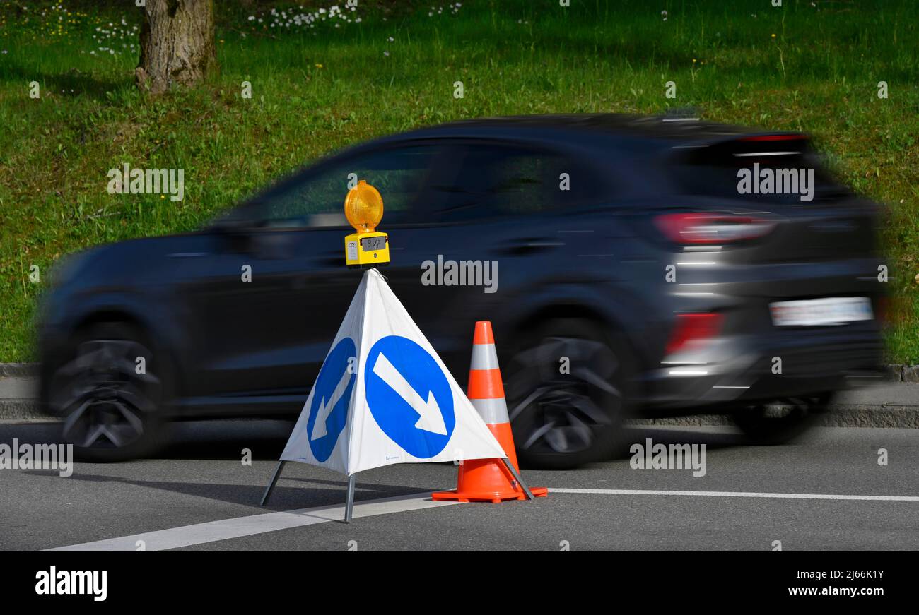 Verkehrsschild Hindernis rechts umfahren Stock Photo - Alamy