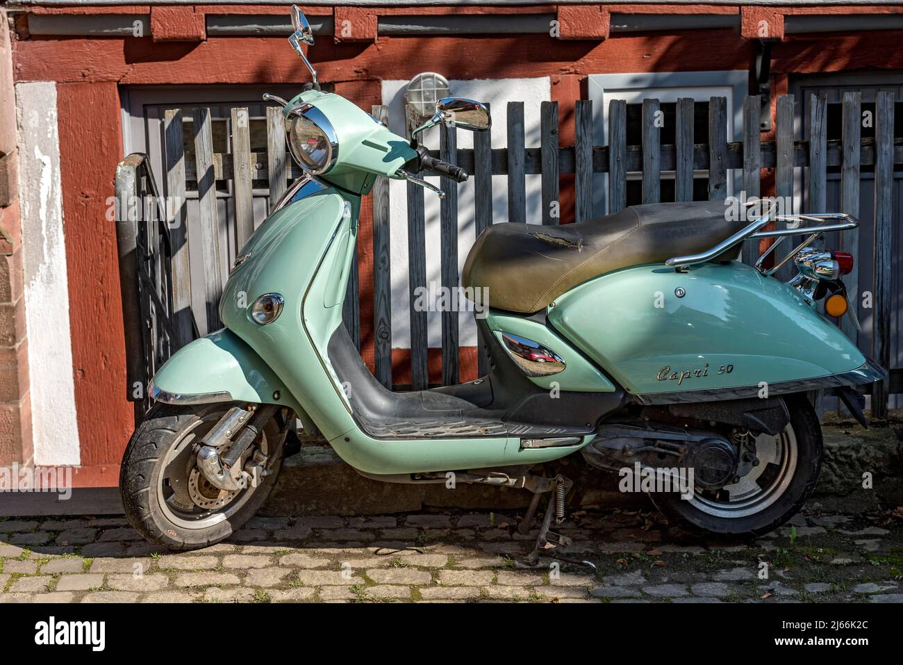 Motorroller Tauris Capri 50, parkt am Gartenzaun, Schlitz, Hessen ...