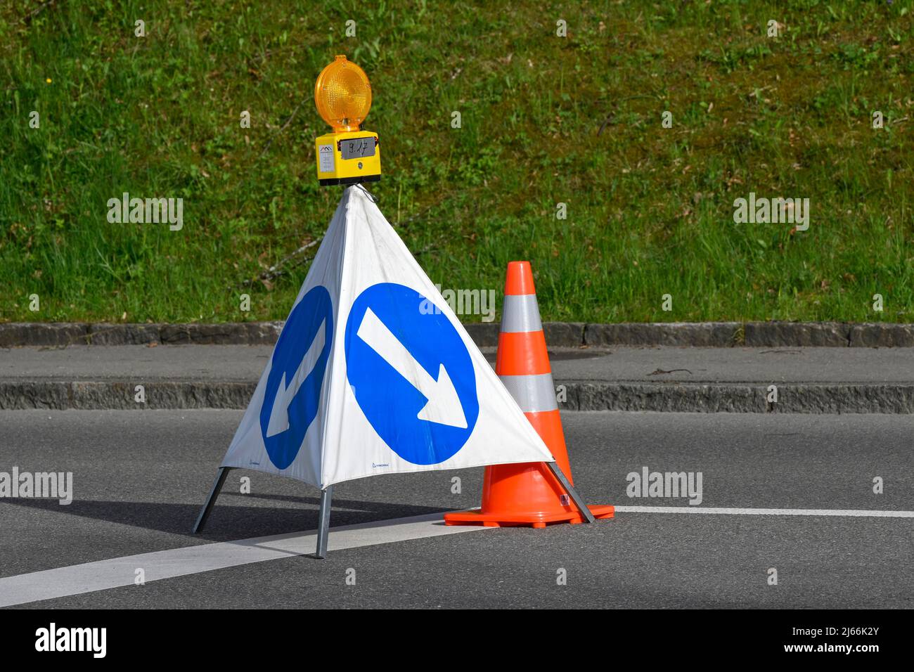 Verkehrsschild Hindernis rechts umfahren Stock Photo - Alamy