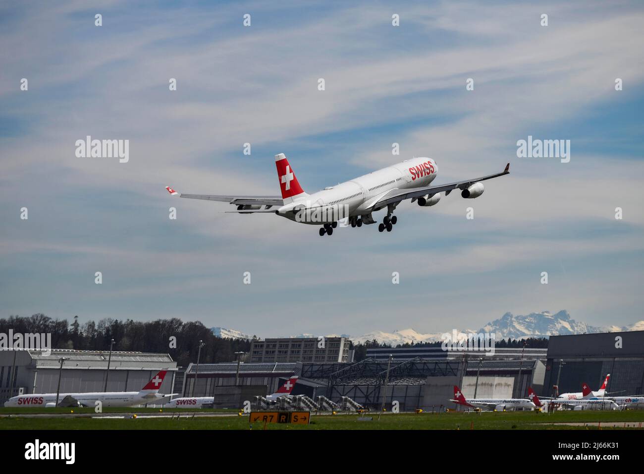 Flugzeug Swiss, Airbus A340-300, HB-JMC, Zuerich Kloten, Schweiz Stock ...