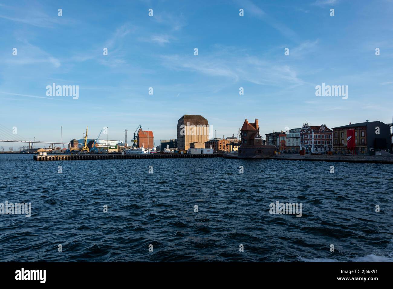 Stadthafen, Wellen auf dem Strelasund, Hansestadt Stralsund ...