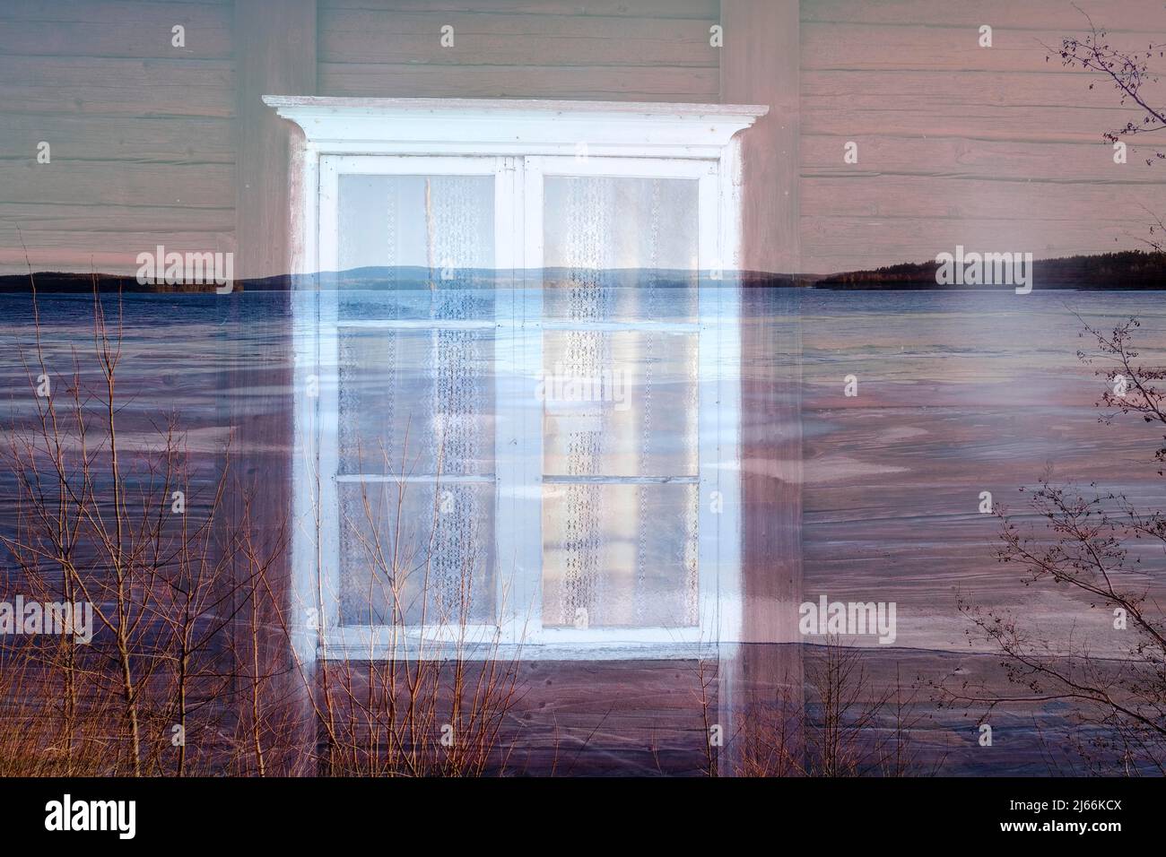 Doppelbelichtung. Erste Belichtung ein weisses Holzfenster in alter ...