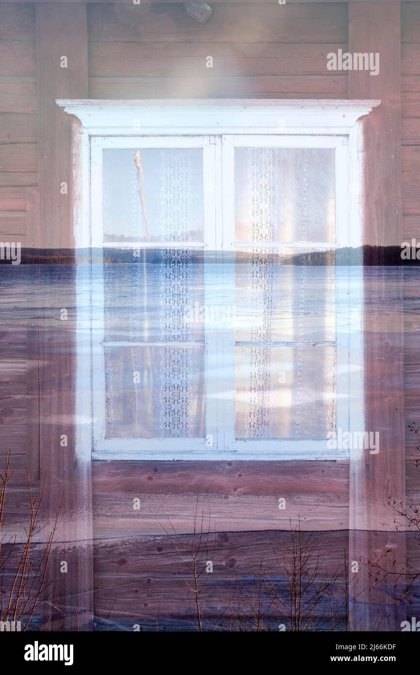 Doppelbelichtung. Erste Belichtung ein weisses Holzfenster in alter ...