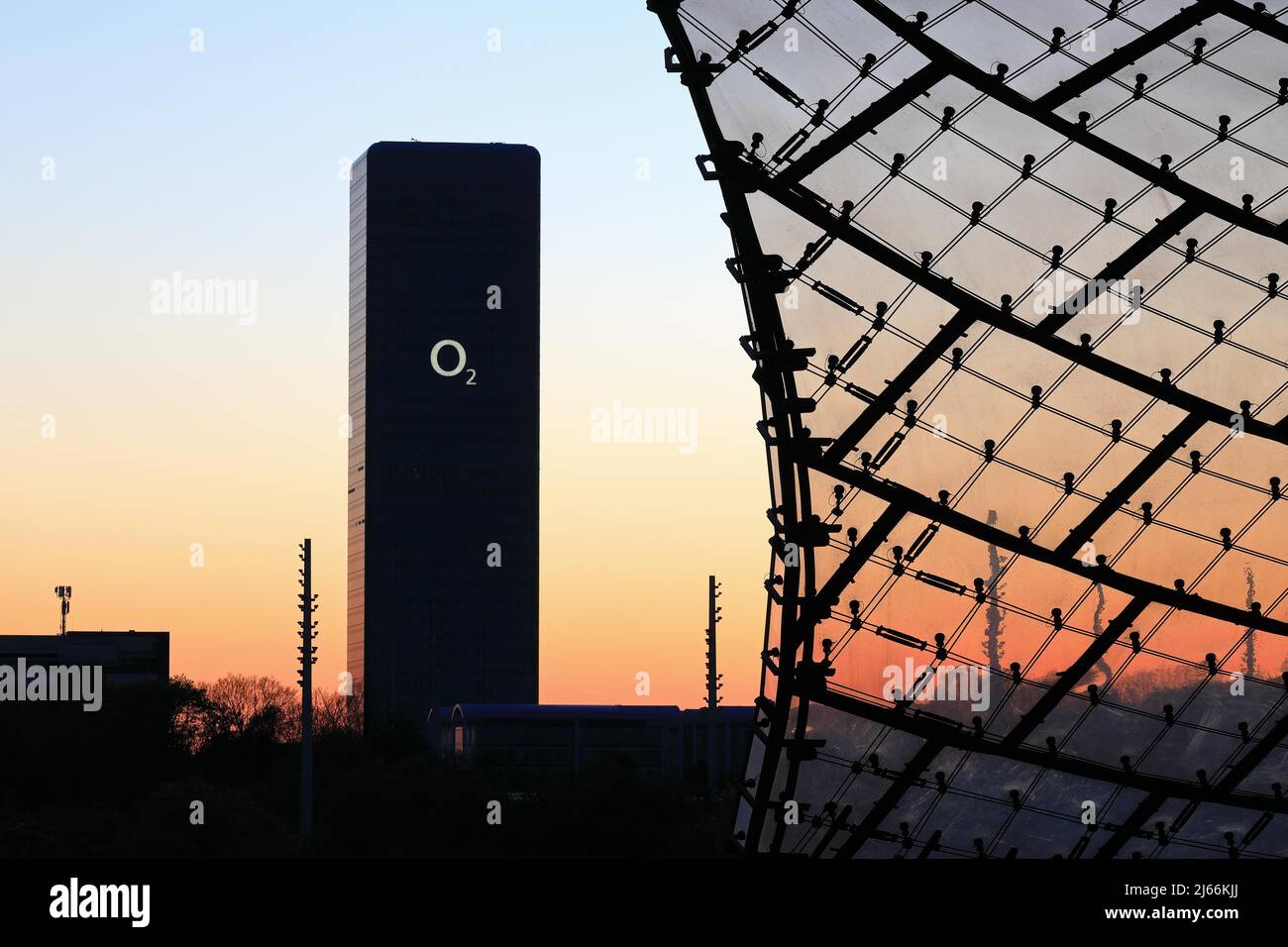 O2 Tower vor Abendrot, Zeltdach, Olympiazentrum, Muenchen, Oberbayern ...