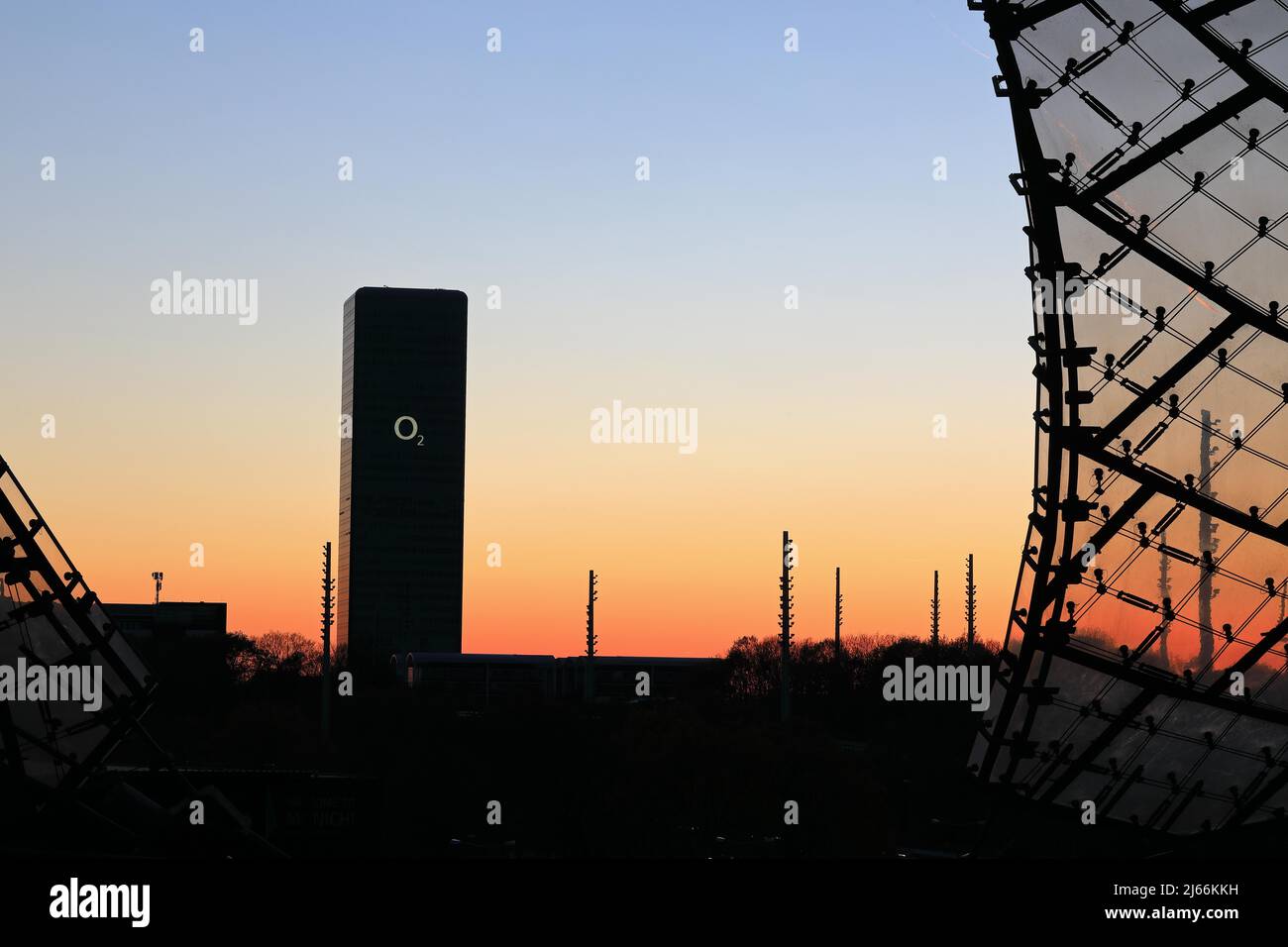 O2 Tower vor Abendrot, Zeltdach, Olympiazentrum, Muenchen, Oberbayern ...