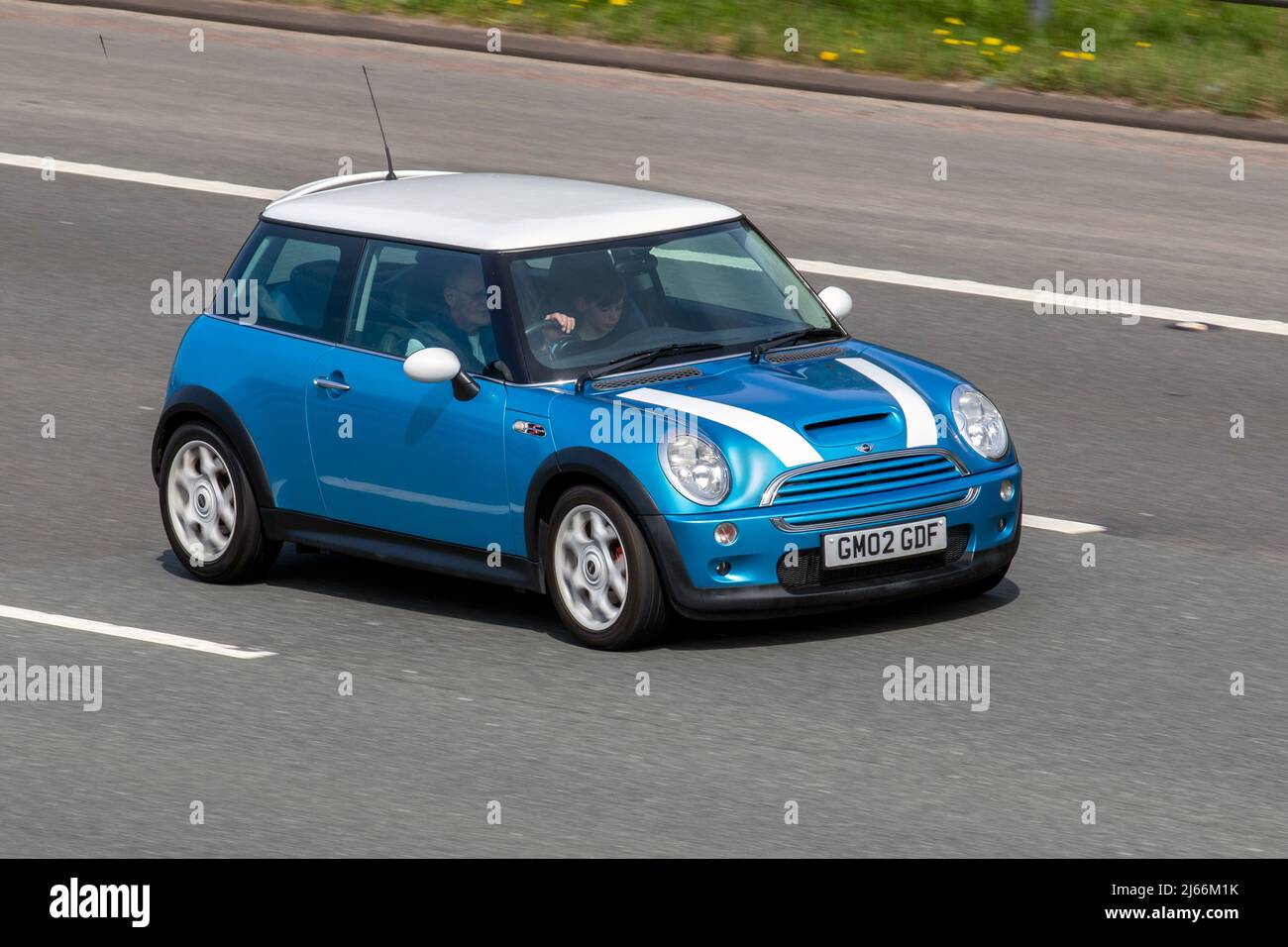 4 cylinder petrol engine hi-res stock photography and images - Alamy