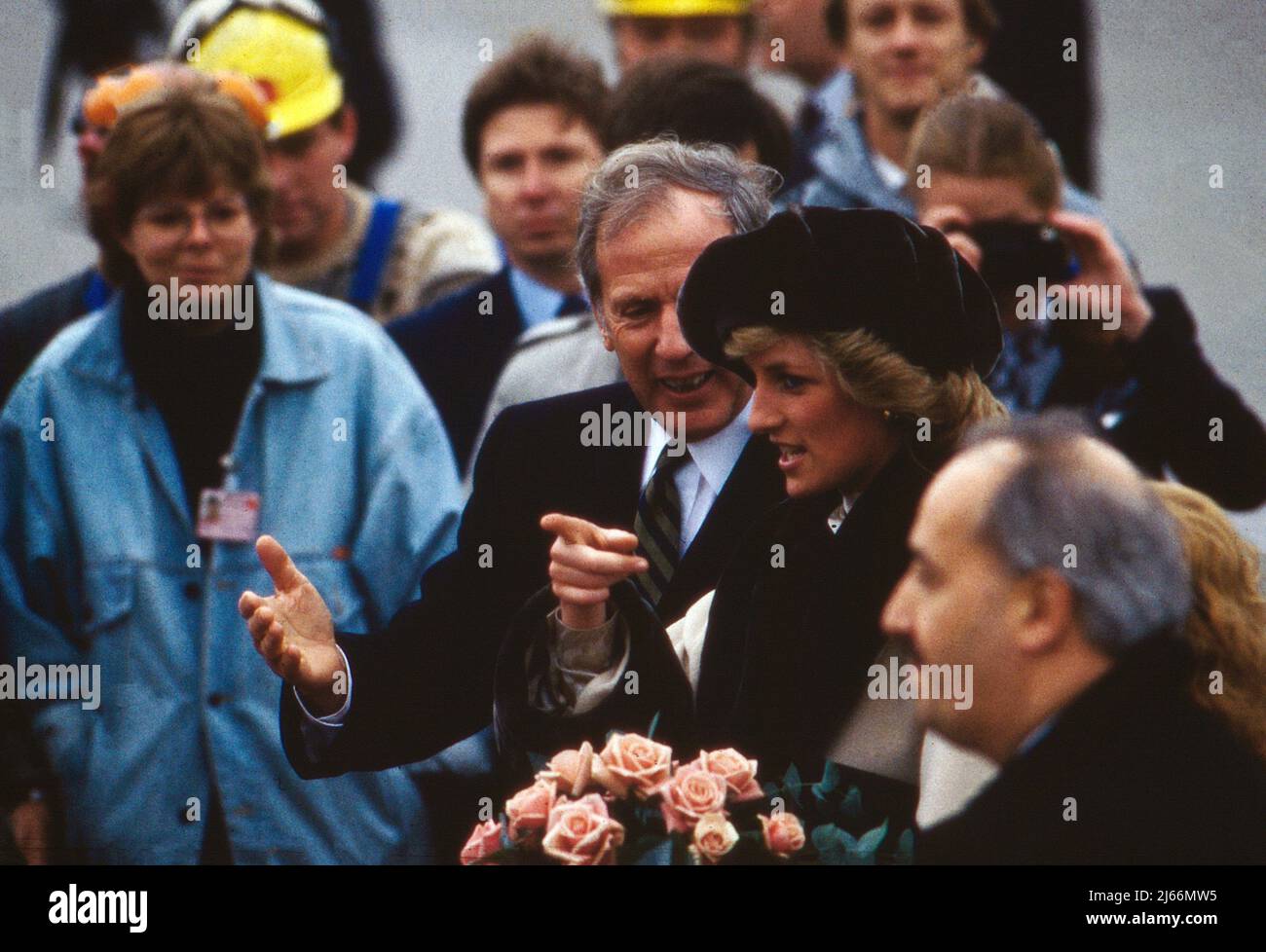 Prinzessin Diana auf dem Flughafen Hamburg durch Bürgermeister Klaus ...
