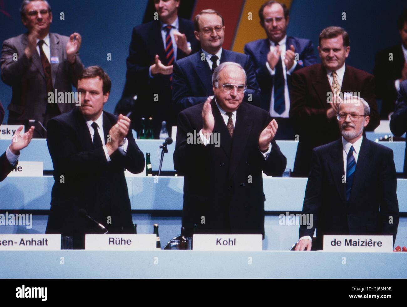 Volker Rühe, Bundeskanzler Helmut Kohl und Lothar de Maiziere auf dem ...
