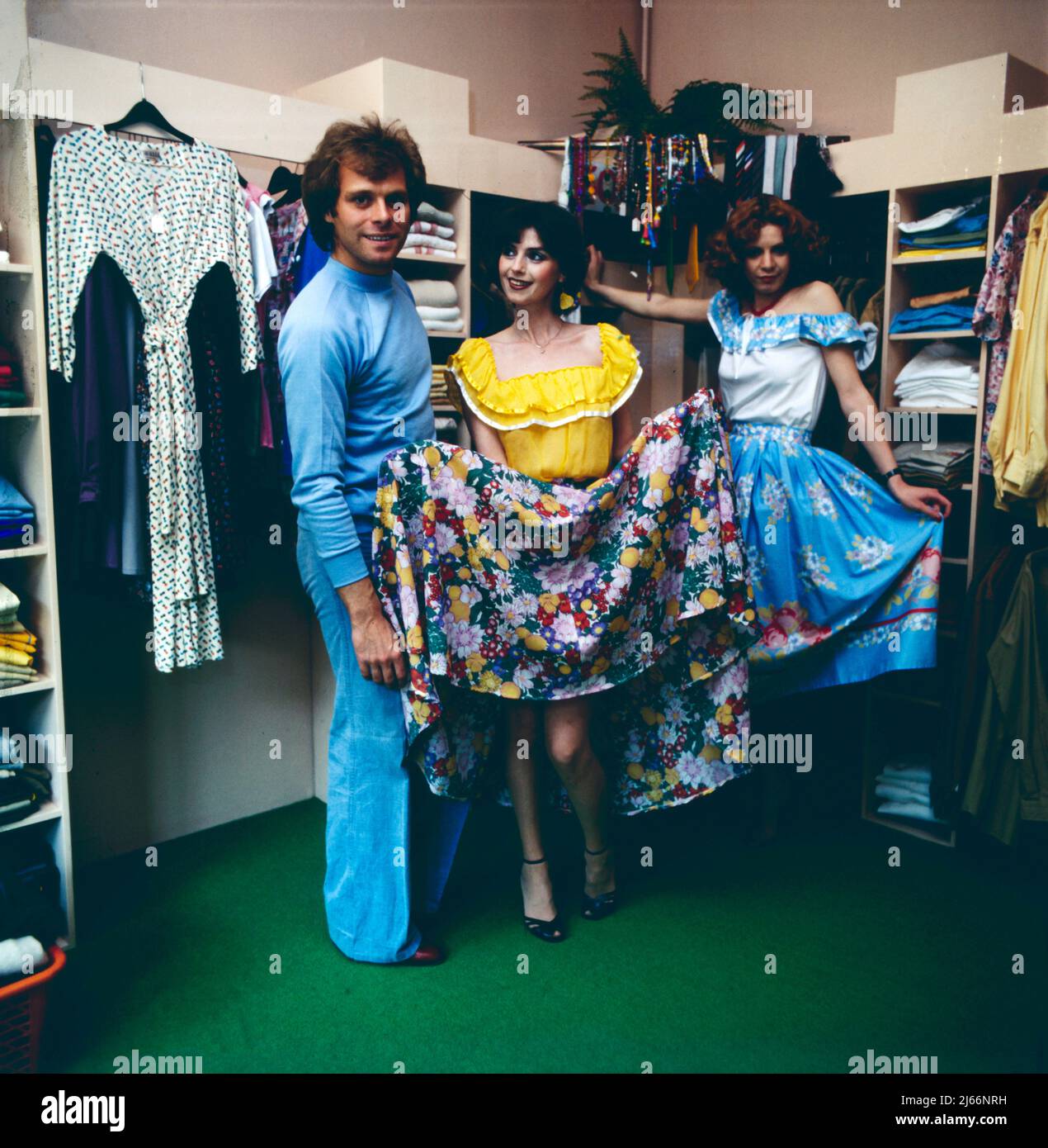 Homestory mit Schlagersänger Tony Holiday, der auch als Modedesigner ...