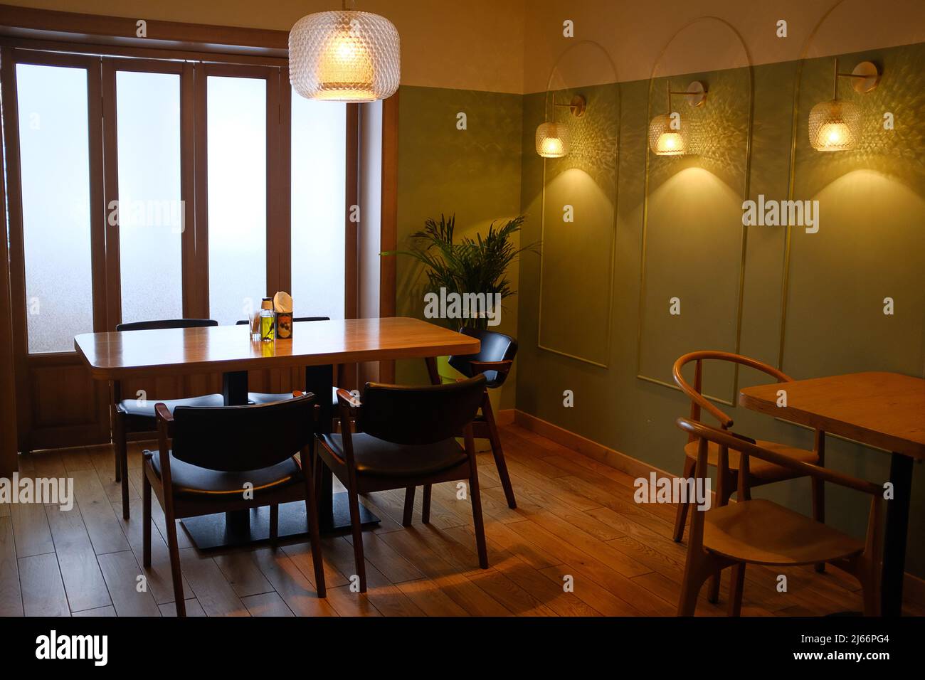 Modern cafe no tables hi-res stock photography and images - Alamy