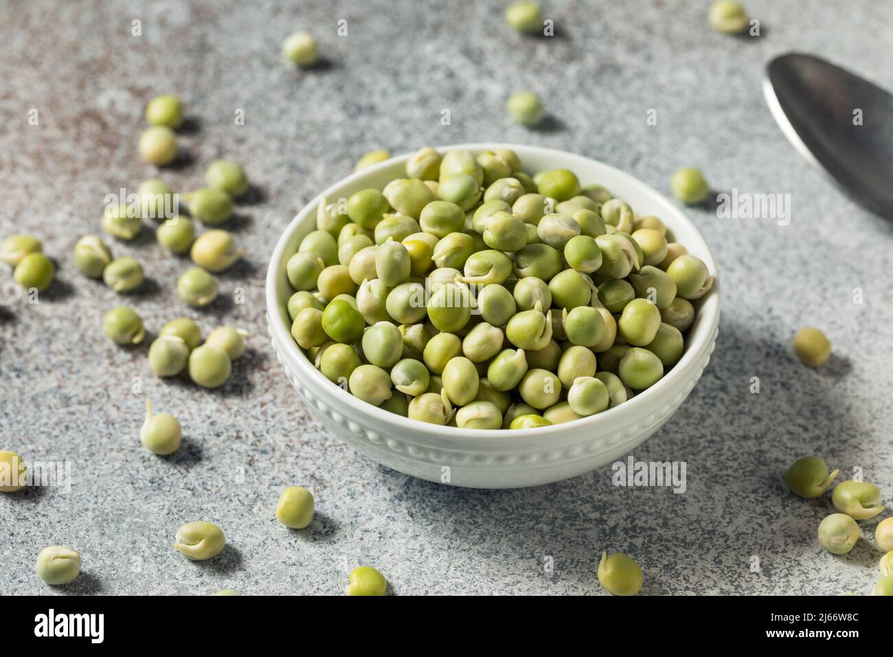Raw Green Organic Alaskan Peas in a Bowl Stock Photo - Alamy