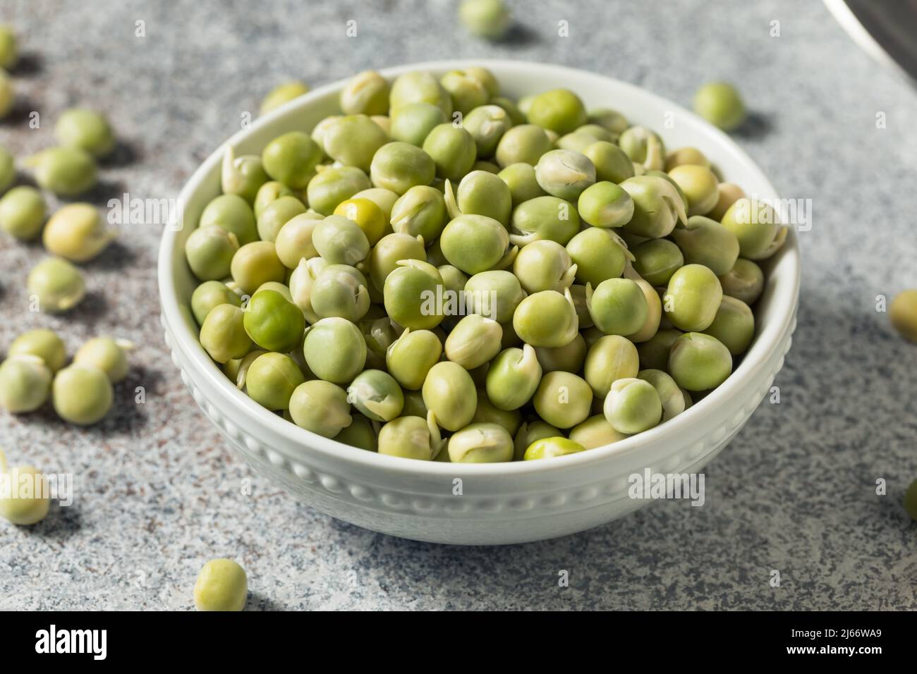 Raw Green Organic Alaskan Peas in a Bowl Stock Photo - Alamy