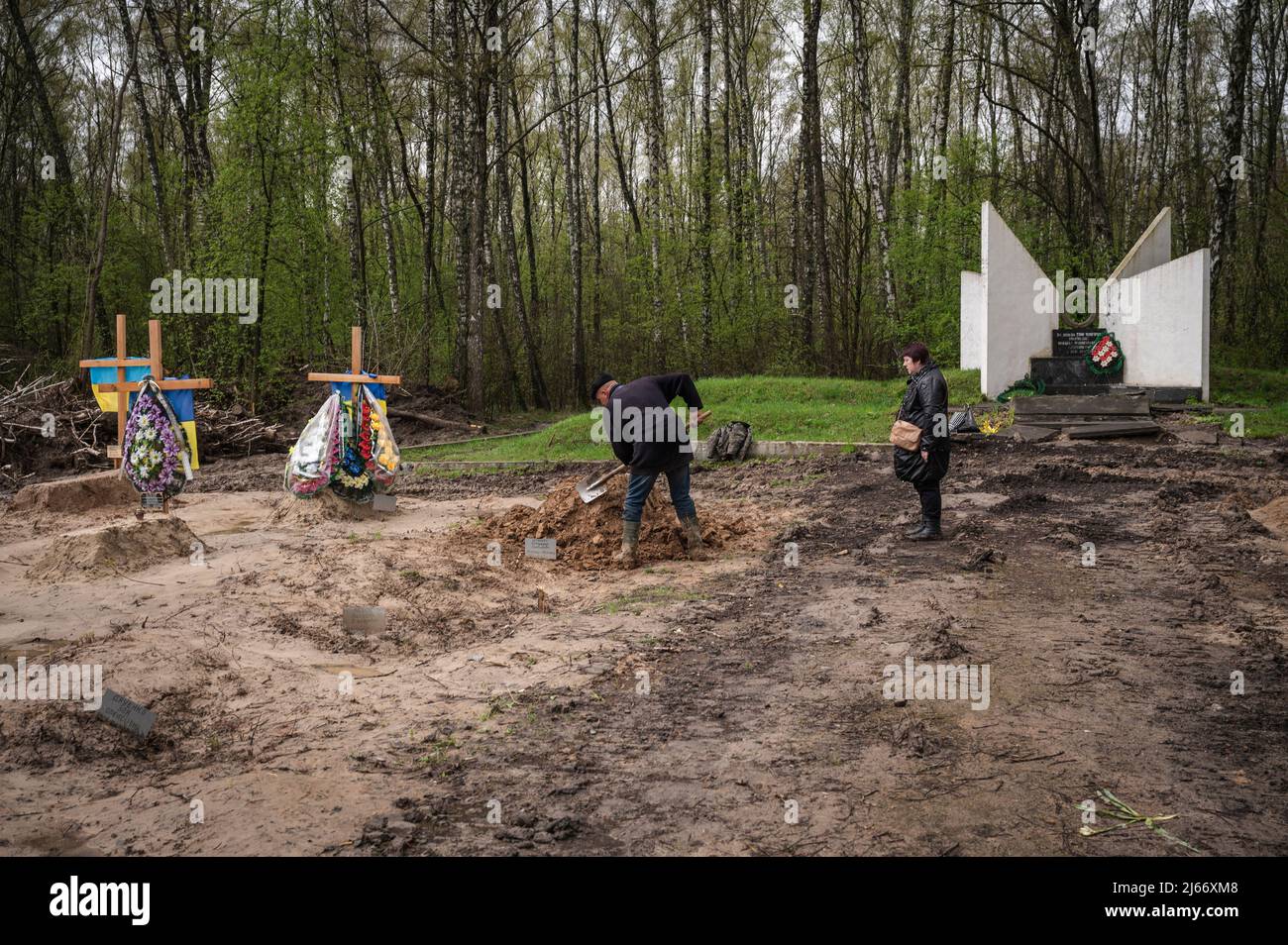 People digging grave hi-res stock photography and images - Alamy